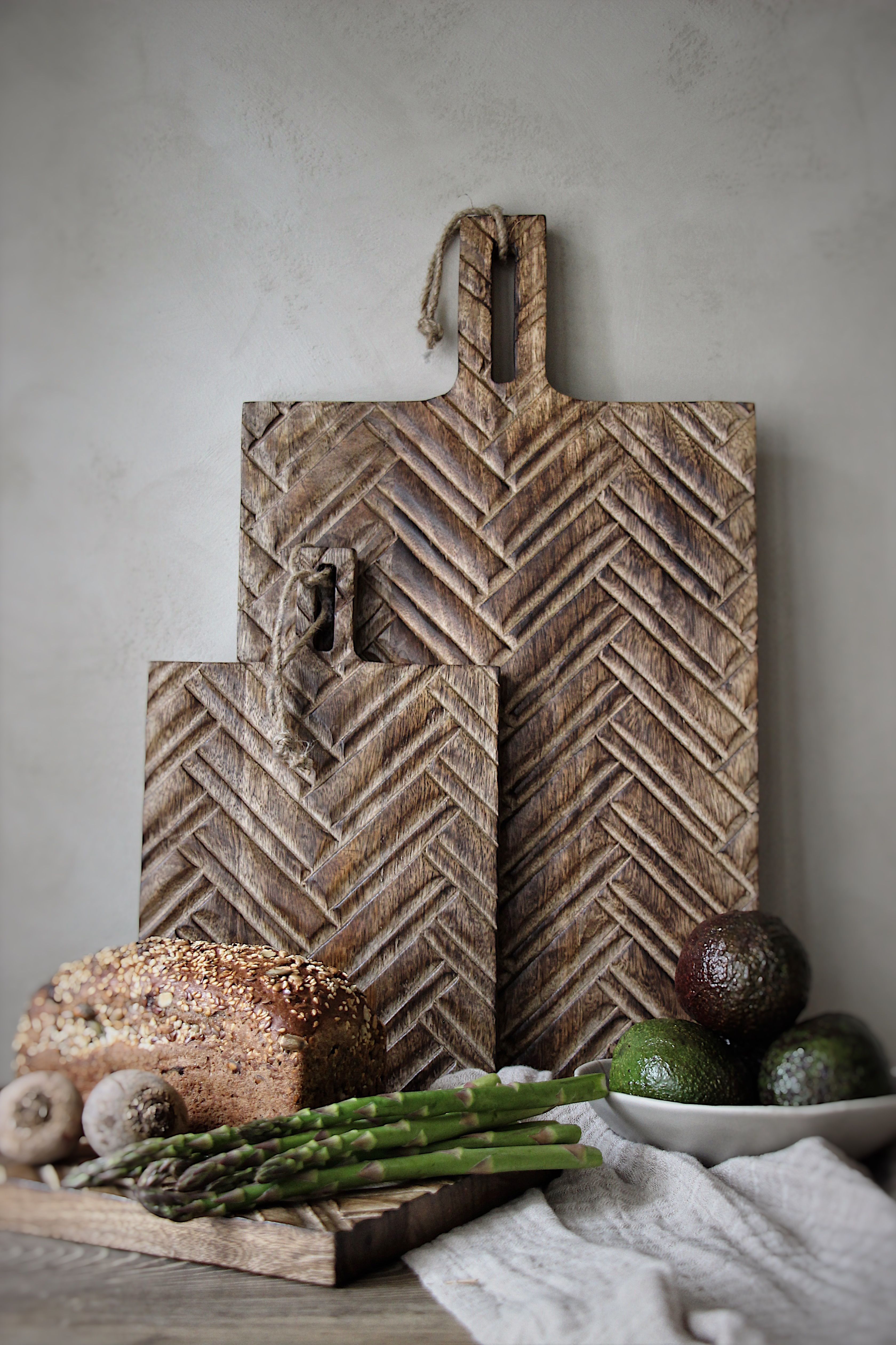 Skärbräda i trä med fiskbensmönster Majas Cottage 50 cm ...