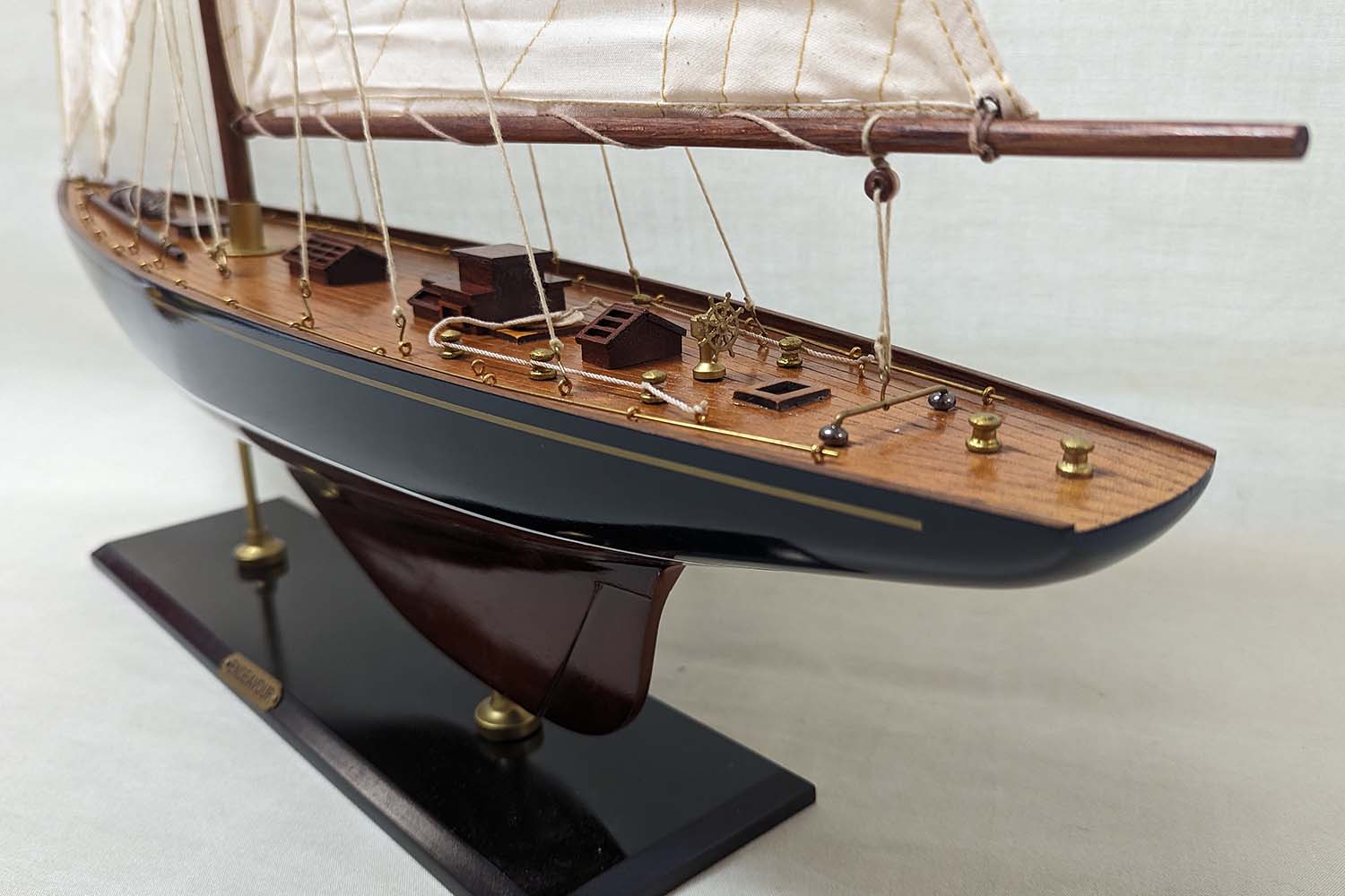 Endeavour J-båt modell 67x92 cm - Flaggskeppet