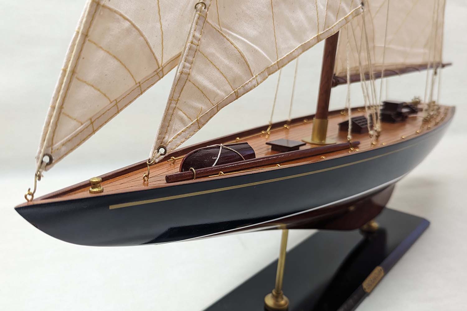 Endeavour J-båt modell 67x92 cm - Flaggskeppet