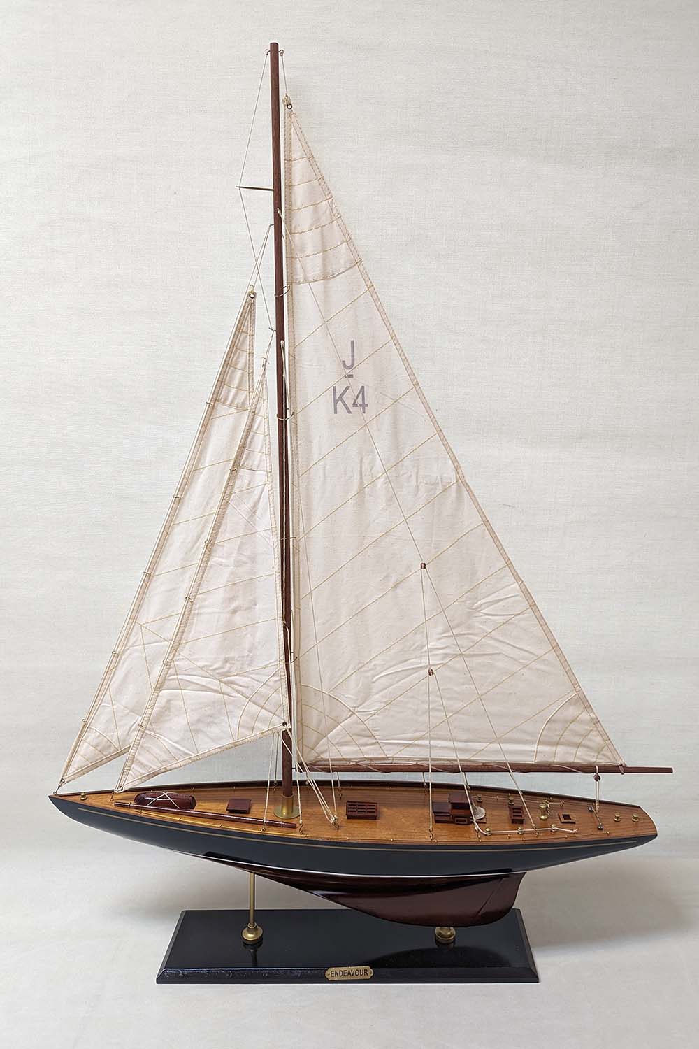 Endeavour J-båt modell 67x92 cm - Flaggskeppet