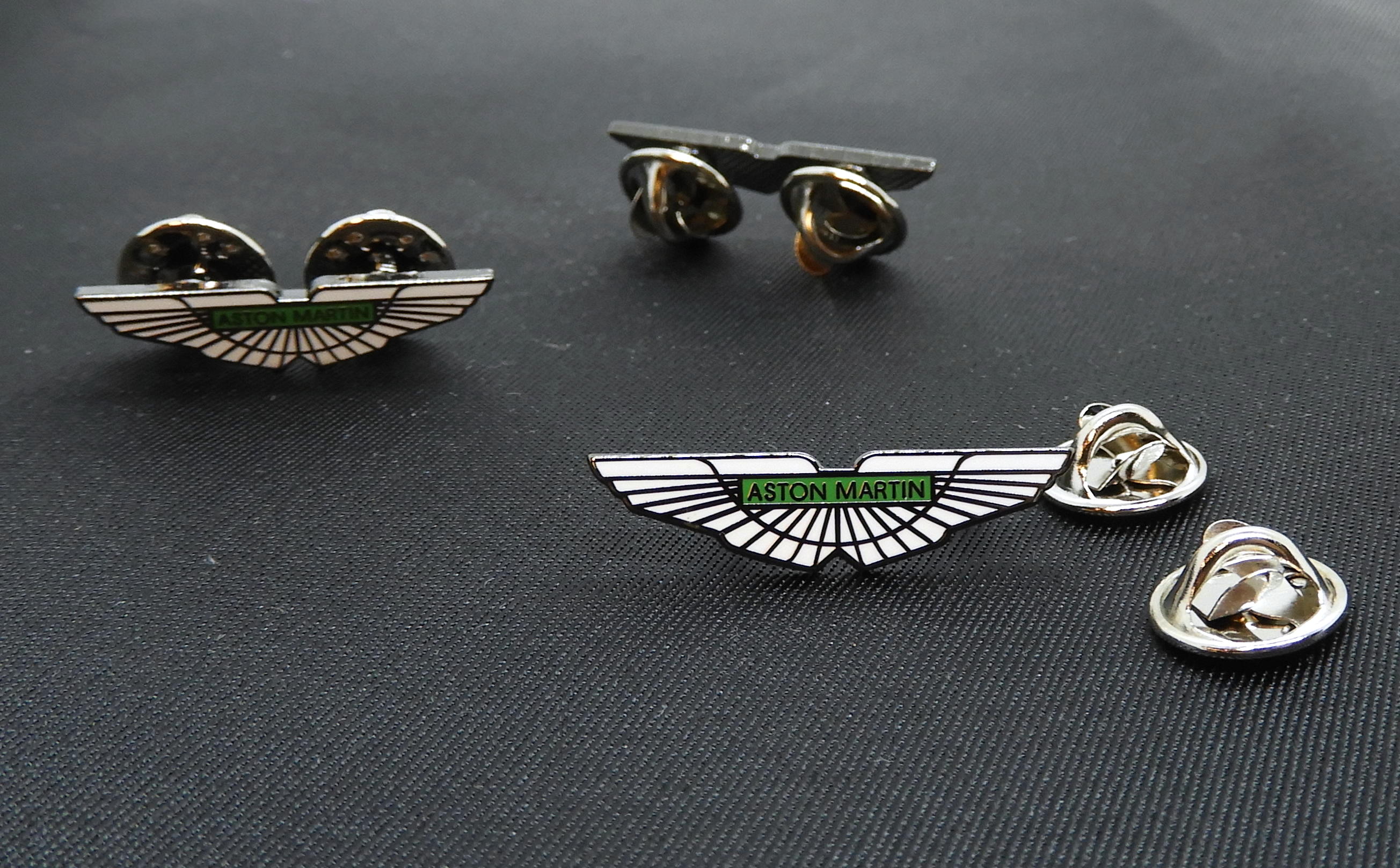 ASTON MARTIN PIN 30x7mm - Domestic Present & JanKer Ridsport