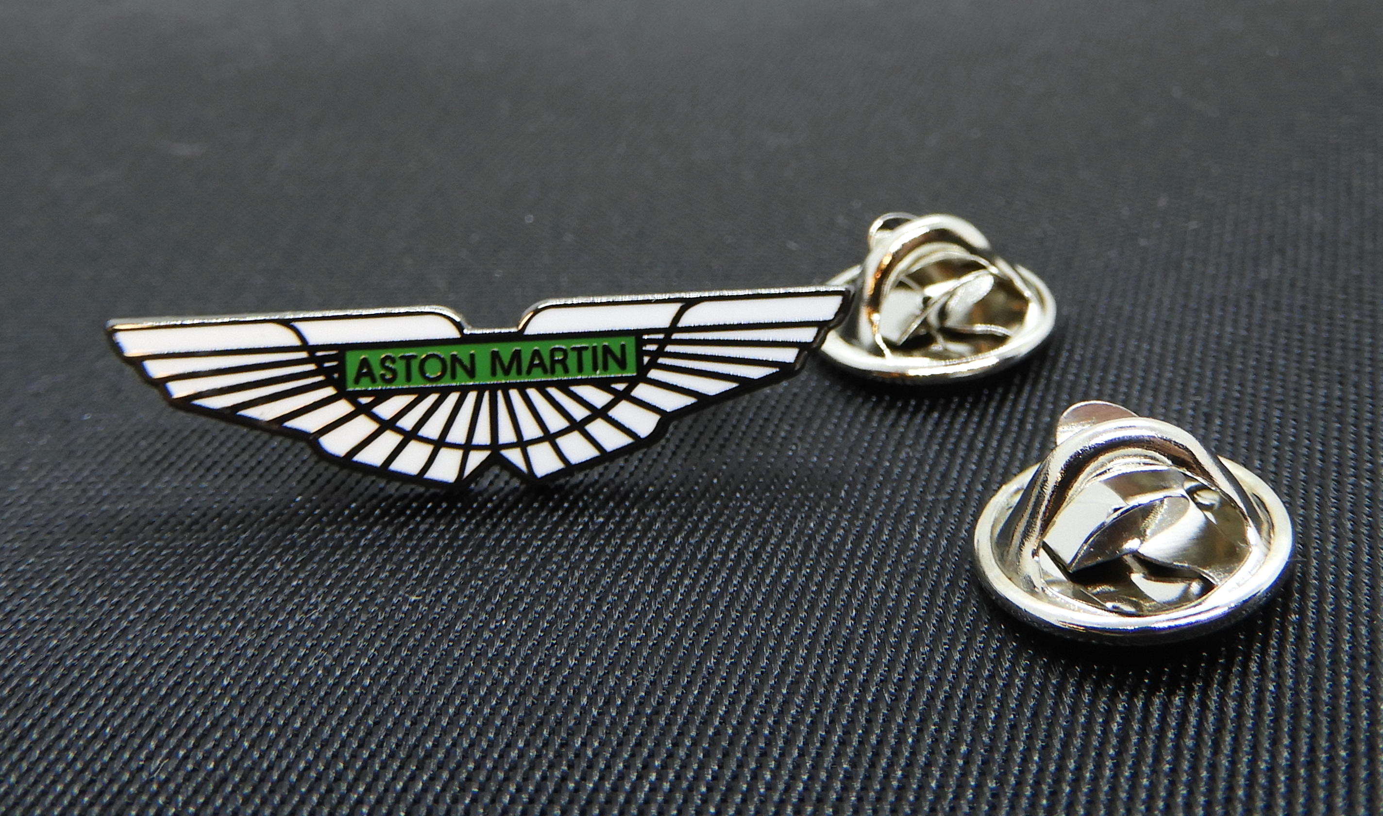 ASTON MARTIN PIN 30x7mm - Domestic Present & JanKer Ridsport
