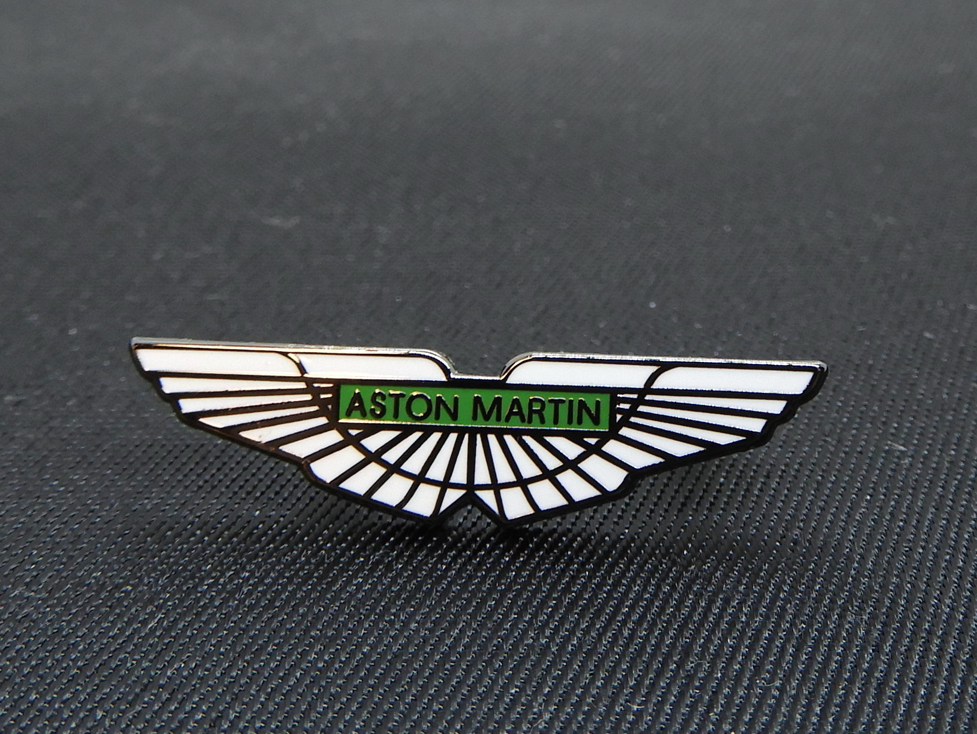 ASTON MARTIN PIN 30x7mm - Domestic Present & JanKer Ridsport