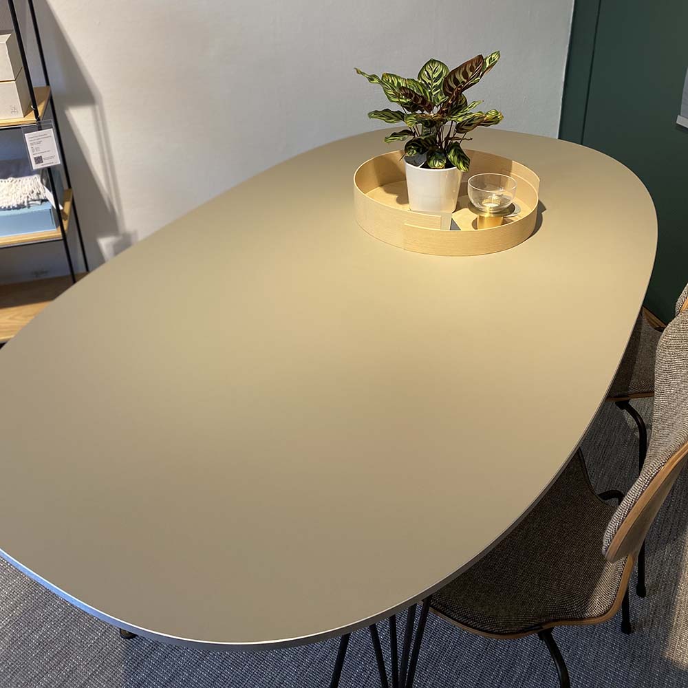 Superellips B616 Bord - Skyltexemplar | Fritz Hansen | Vision of Home.se