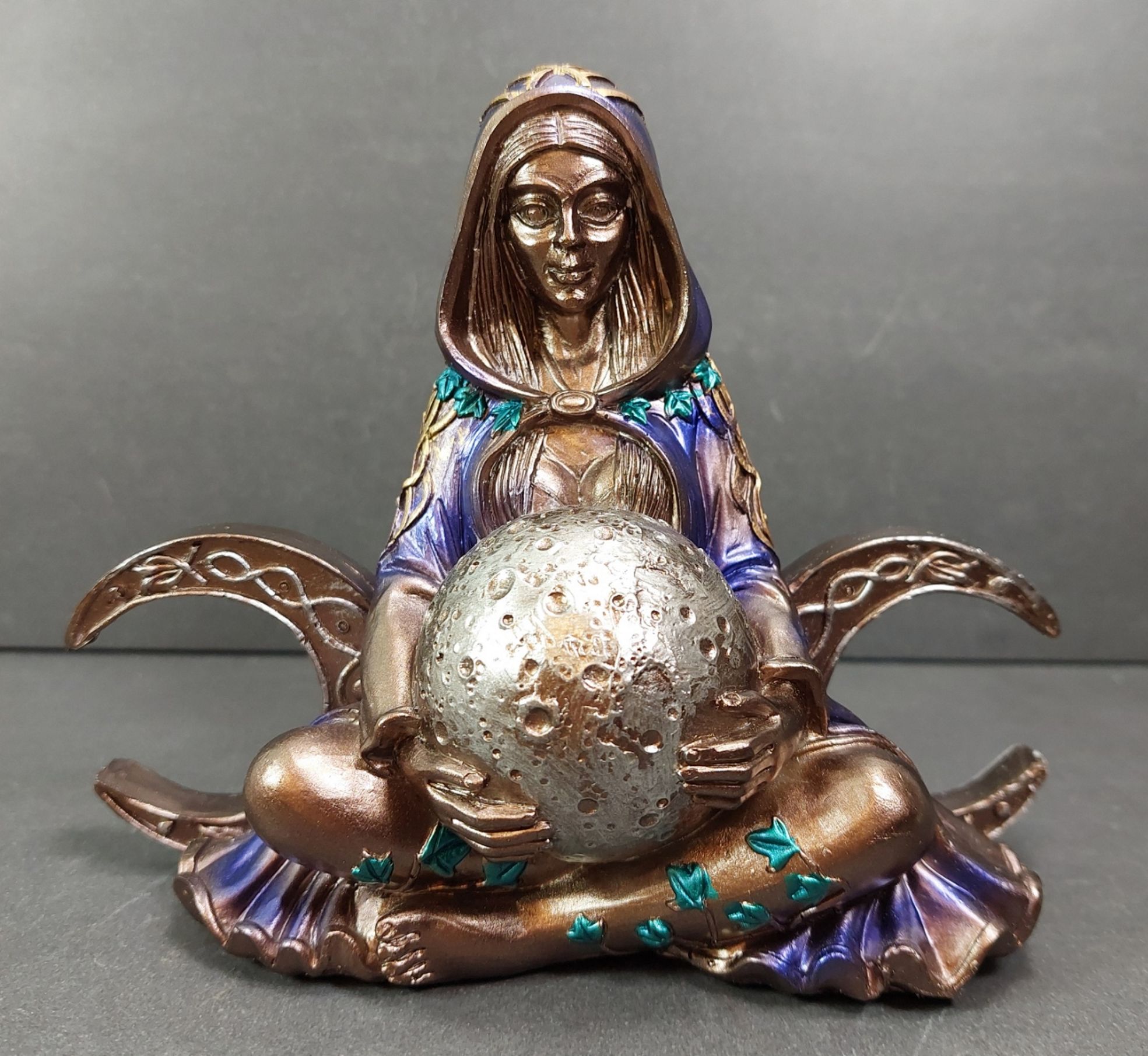 Stengarden.com - Moder Jord Figur med halvmåne - Brons /Lila /Grön