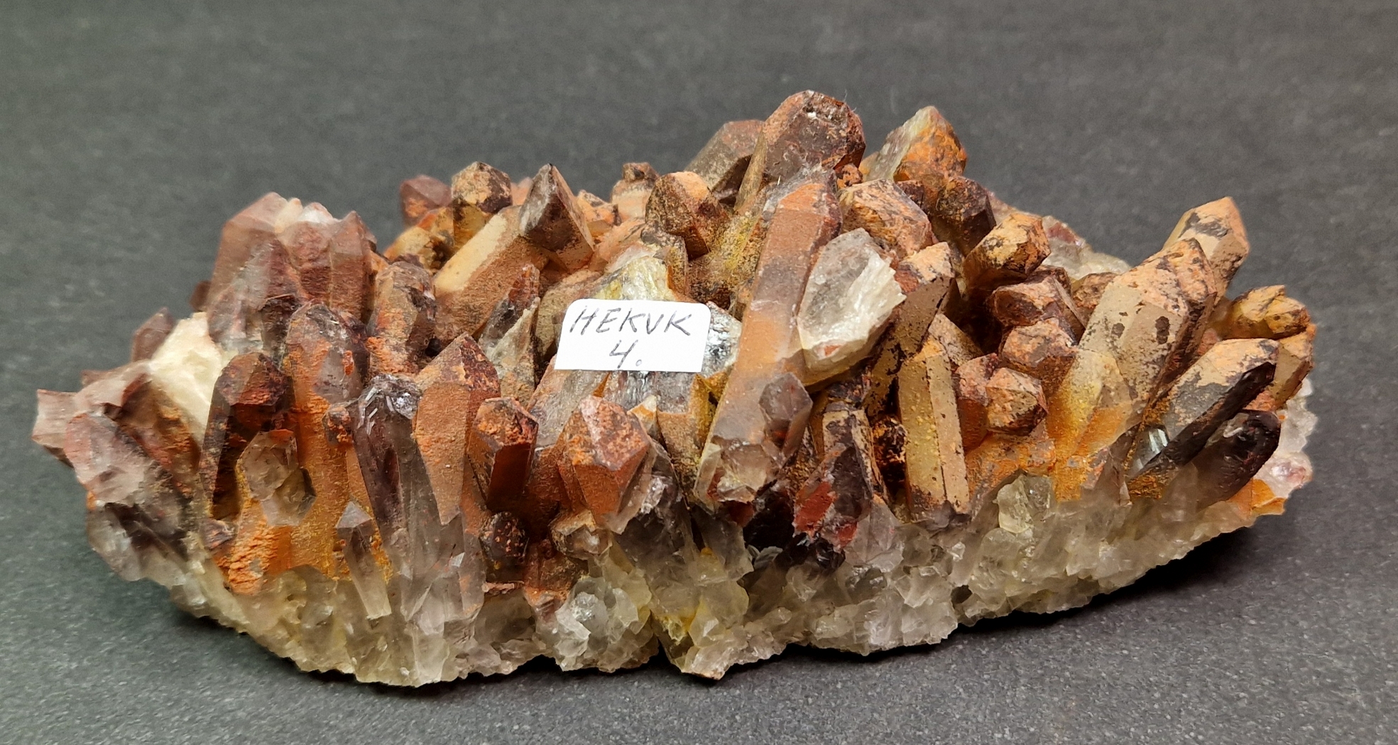 Stengarden.com - Kvarts kluster med Hematit pålagring