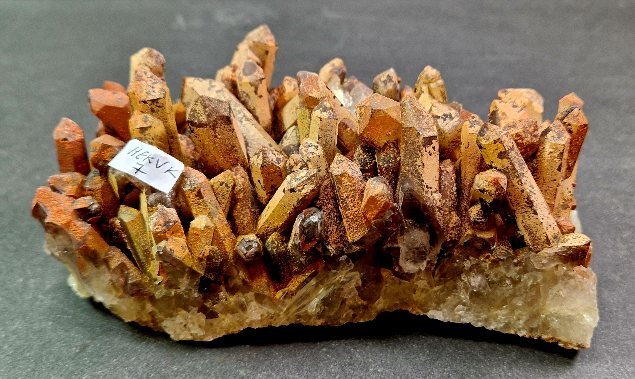 Stengarden.com - Kvarts kluster med Hematit pålagring