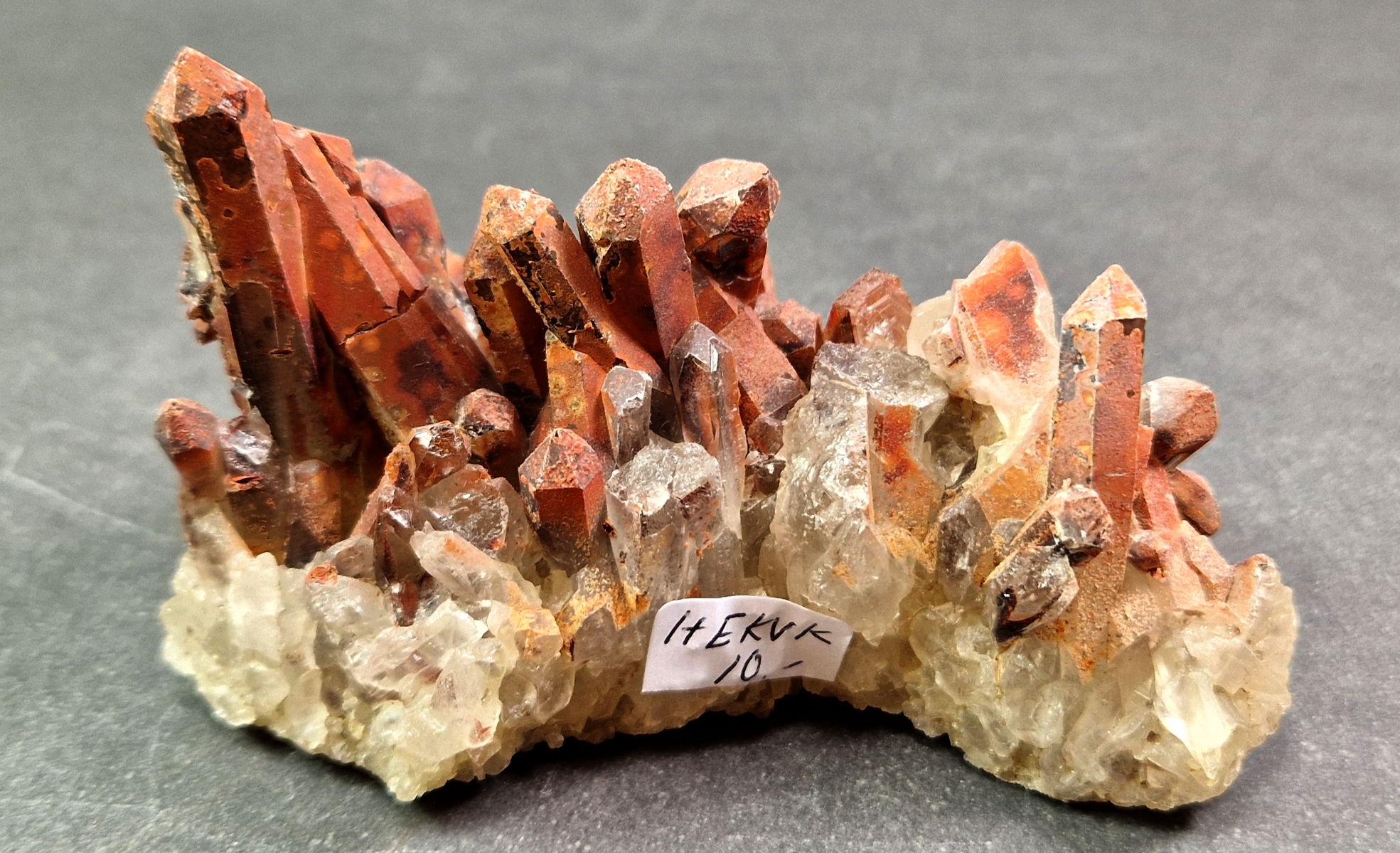 Stengarden.com - Kvarts kluster med Hematit pålagring