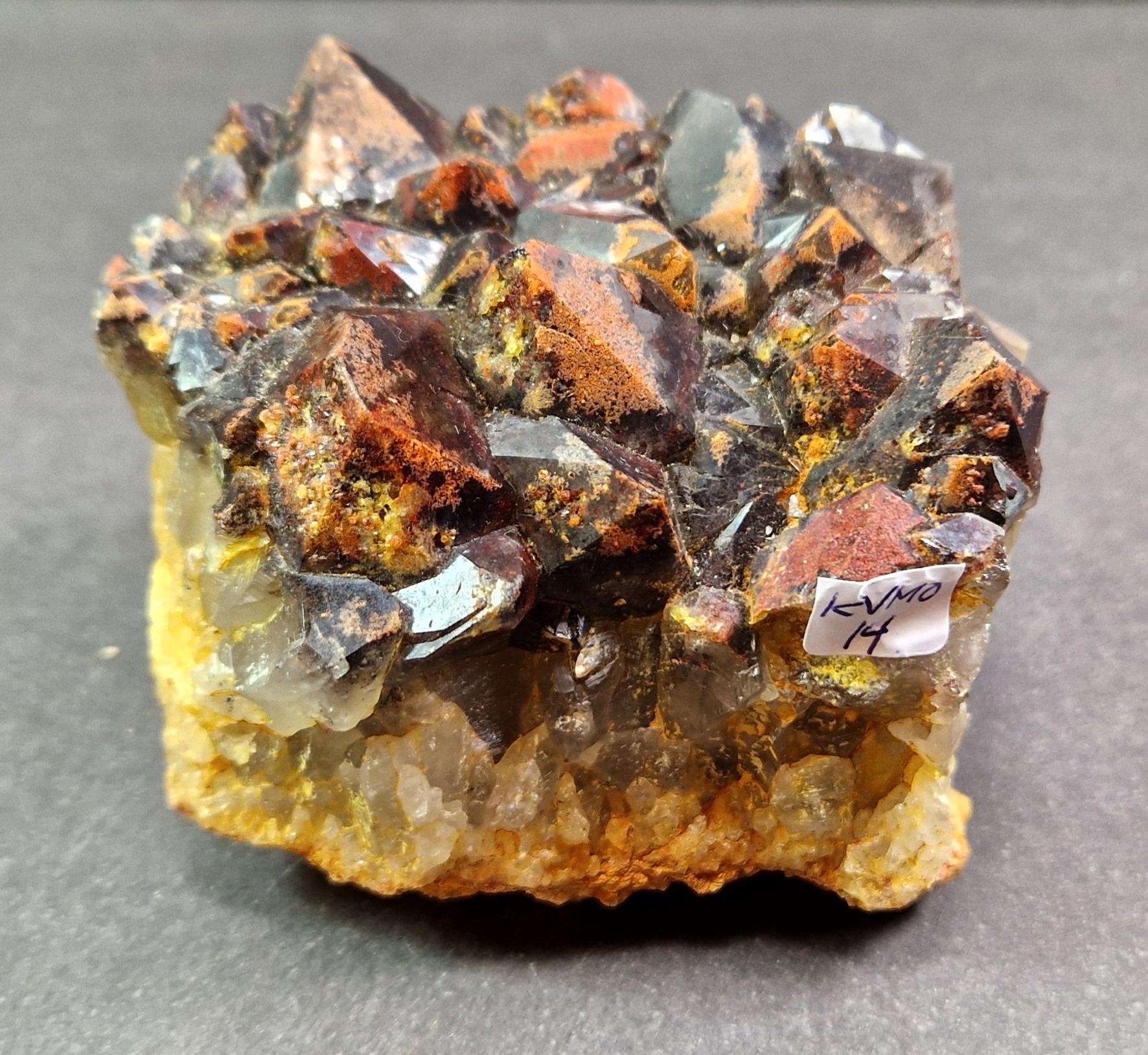 Stengarden.com - Mörkröd Kvarts kluster med Hematit