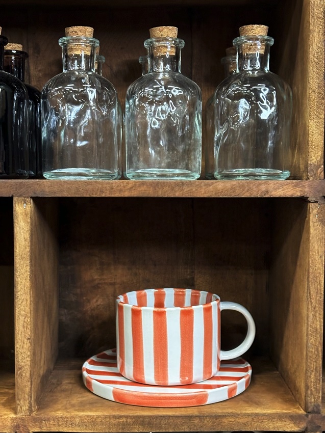 Kopp med fat - Randig - Rost - VitVitareVitast