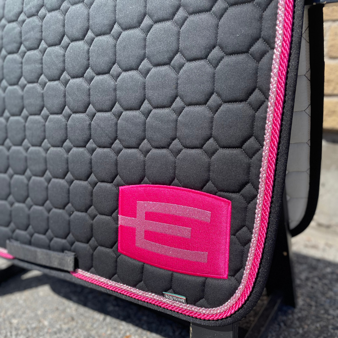 EQUILINE HOPPSCHABRAK MED E-LOGGA 006 BLACK E57 PINK-GL.PINK P99+P3111 - Strömsbergsgård