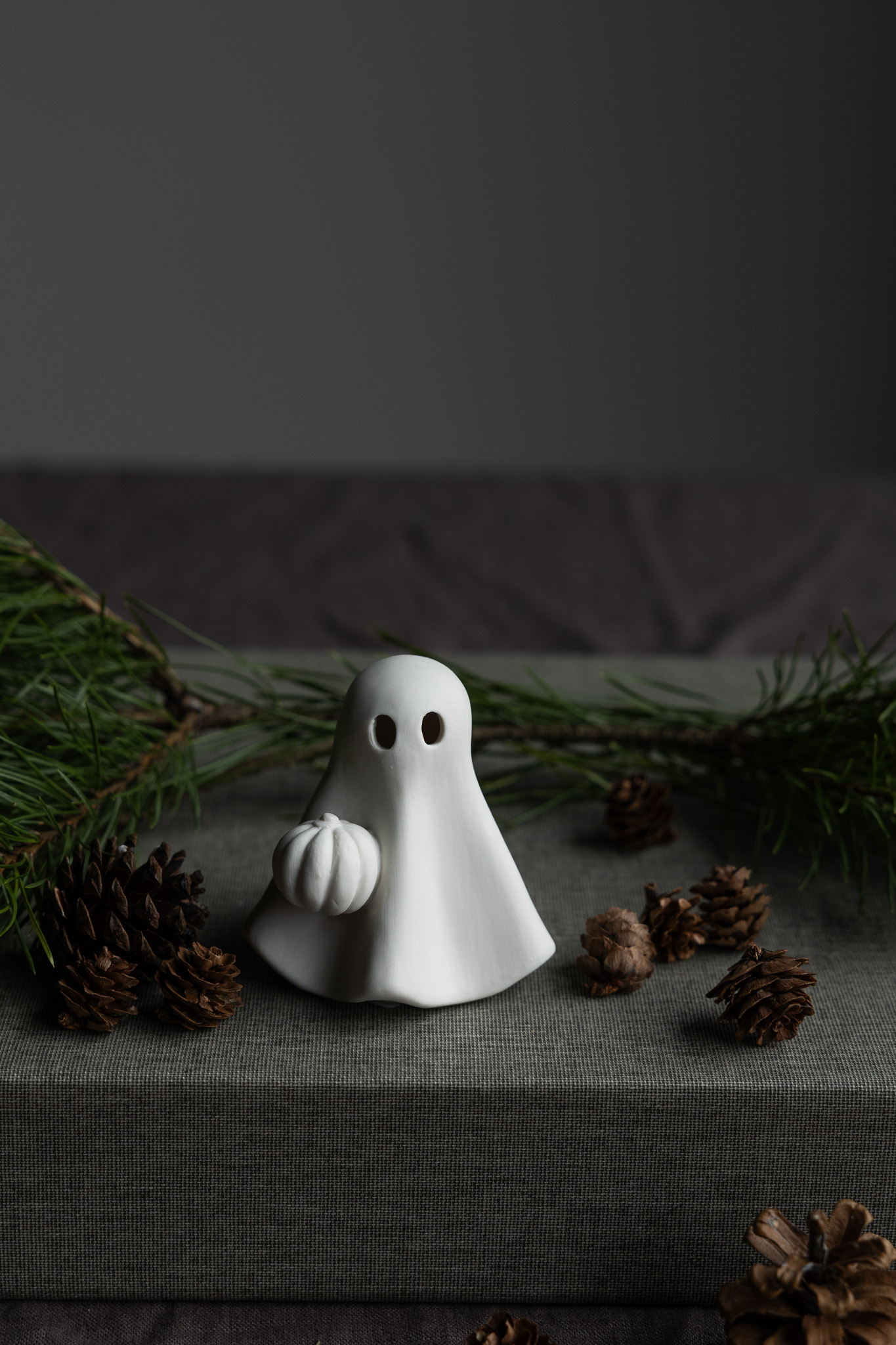 Sam - Spöke med pumpa - Vit - Keramik - Halloween - 7x8 cm ...