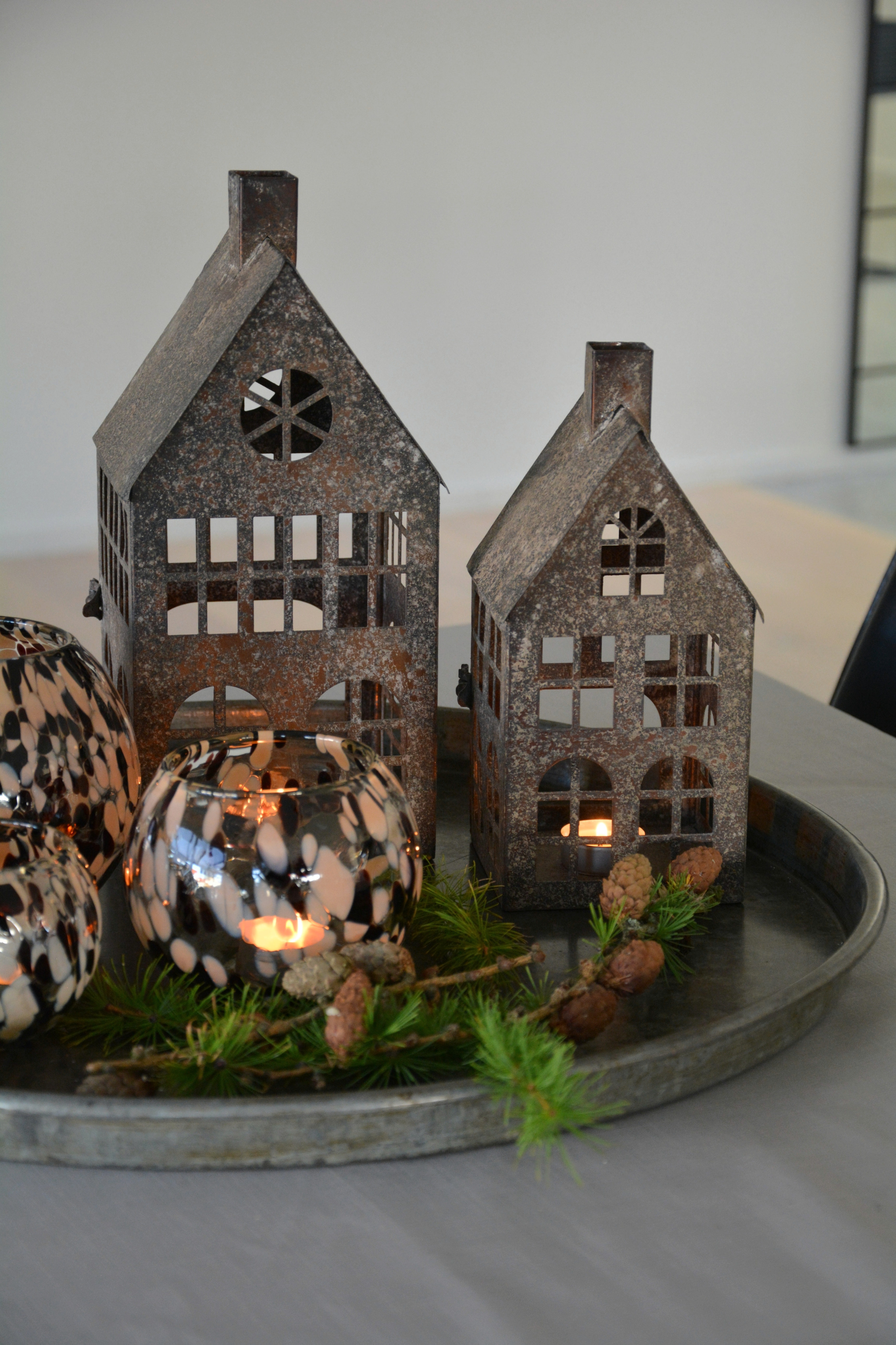 Plåthus Village brun/svart metall 25 cm. Hus lykta S - Blomsterdesign i ...