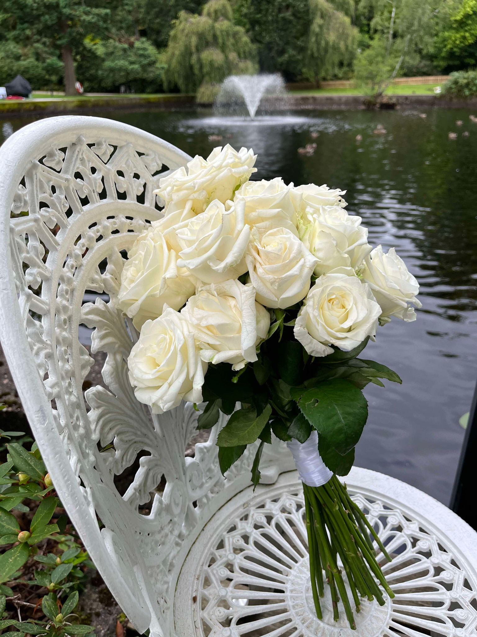 2200 en vit ros bukett - Ljuvablommor.se’s butik