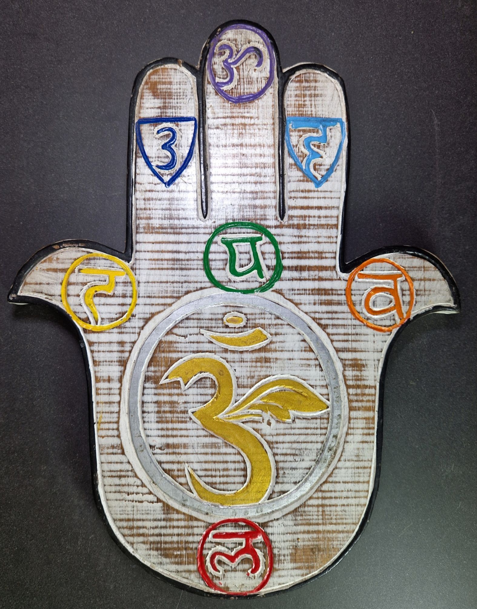 Stengarden.com - Fatimas Hand med chakra symboler och Aum - Väggdekoration