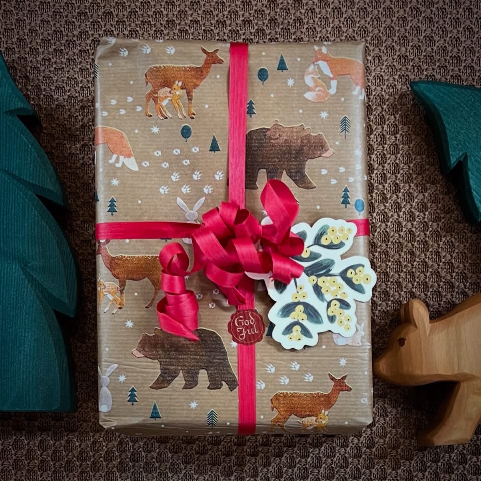 Paketinslagning av ett paket Julklapp! Välj mellan många olika kort ...