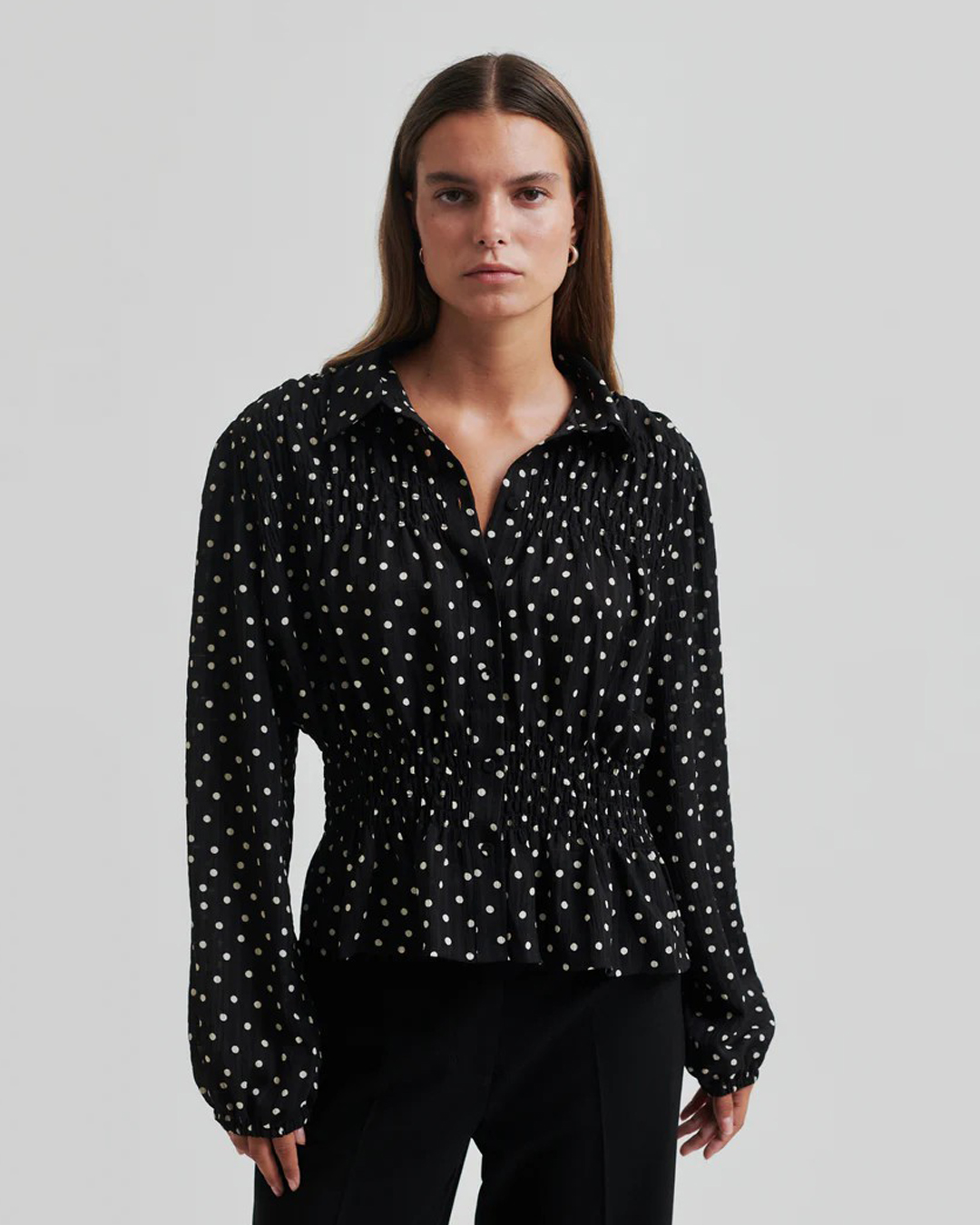 Blus Tuva med smock svart/vit prickig - Jacobssons