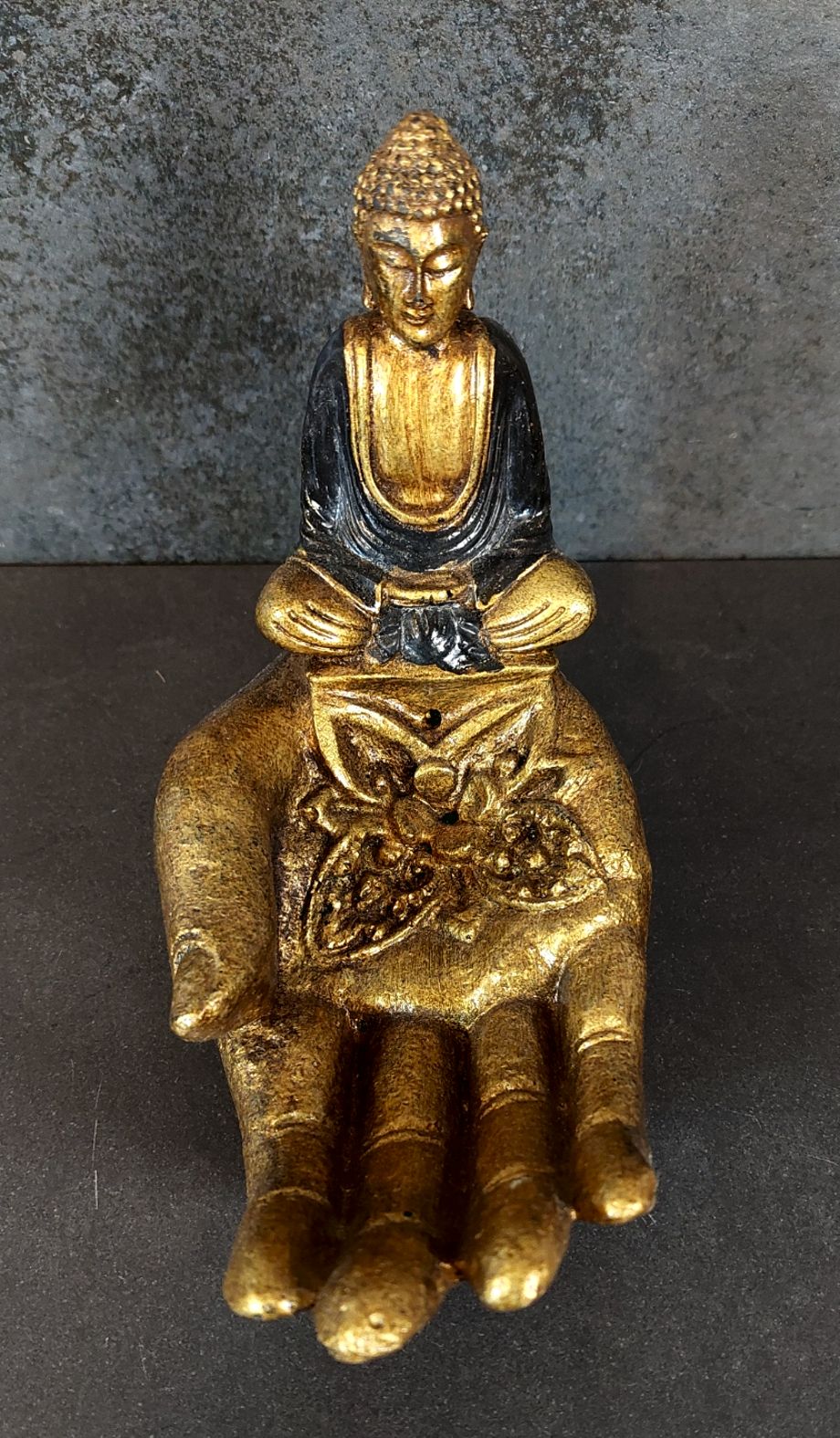 Stengarden.com - Hand med mediterande Thai Buddha - Rökelsehållare / Skål