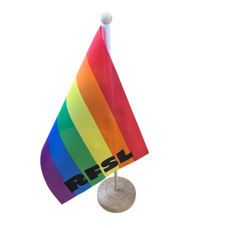 Bordsflagga med RFSL tryck träfot - HappyPride