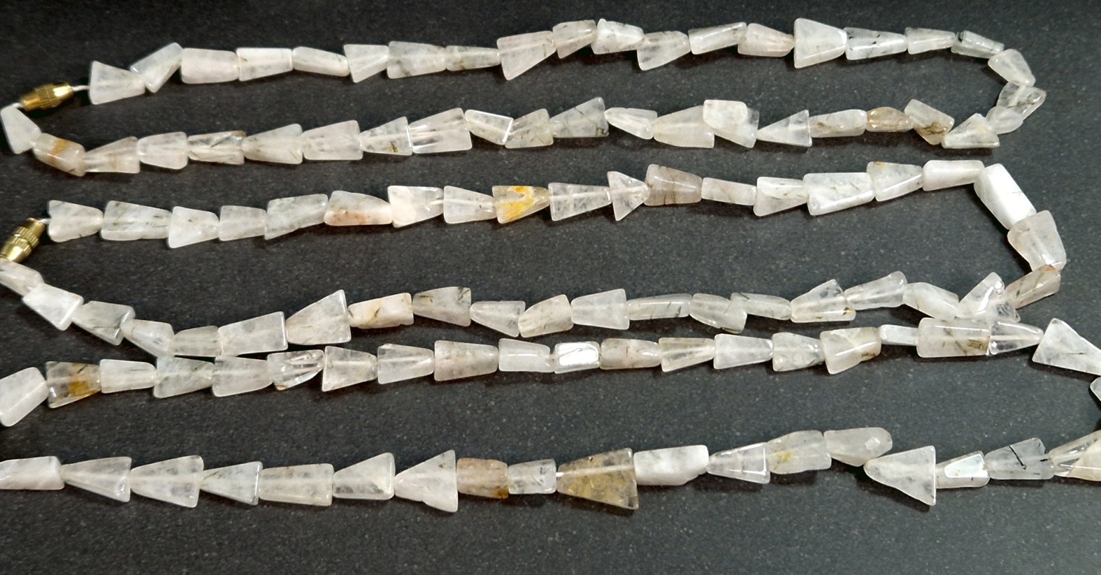 Stengarden.com - Turmalinkvarts Pärlor på Sträng - Triangulär form