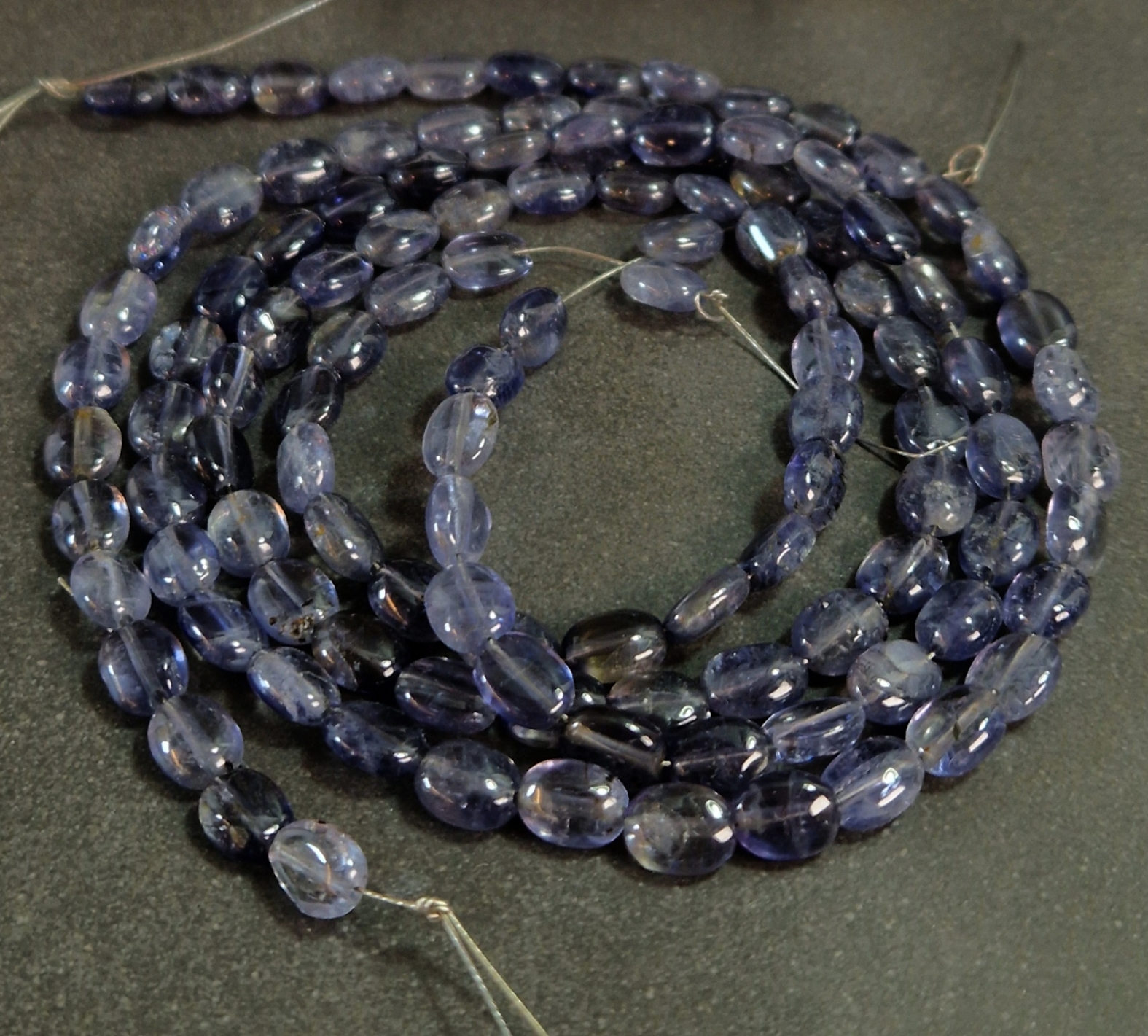 Stengarden.com - Iolit Pärlor på Sträng - Platt oval