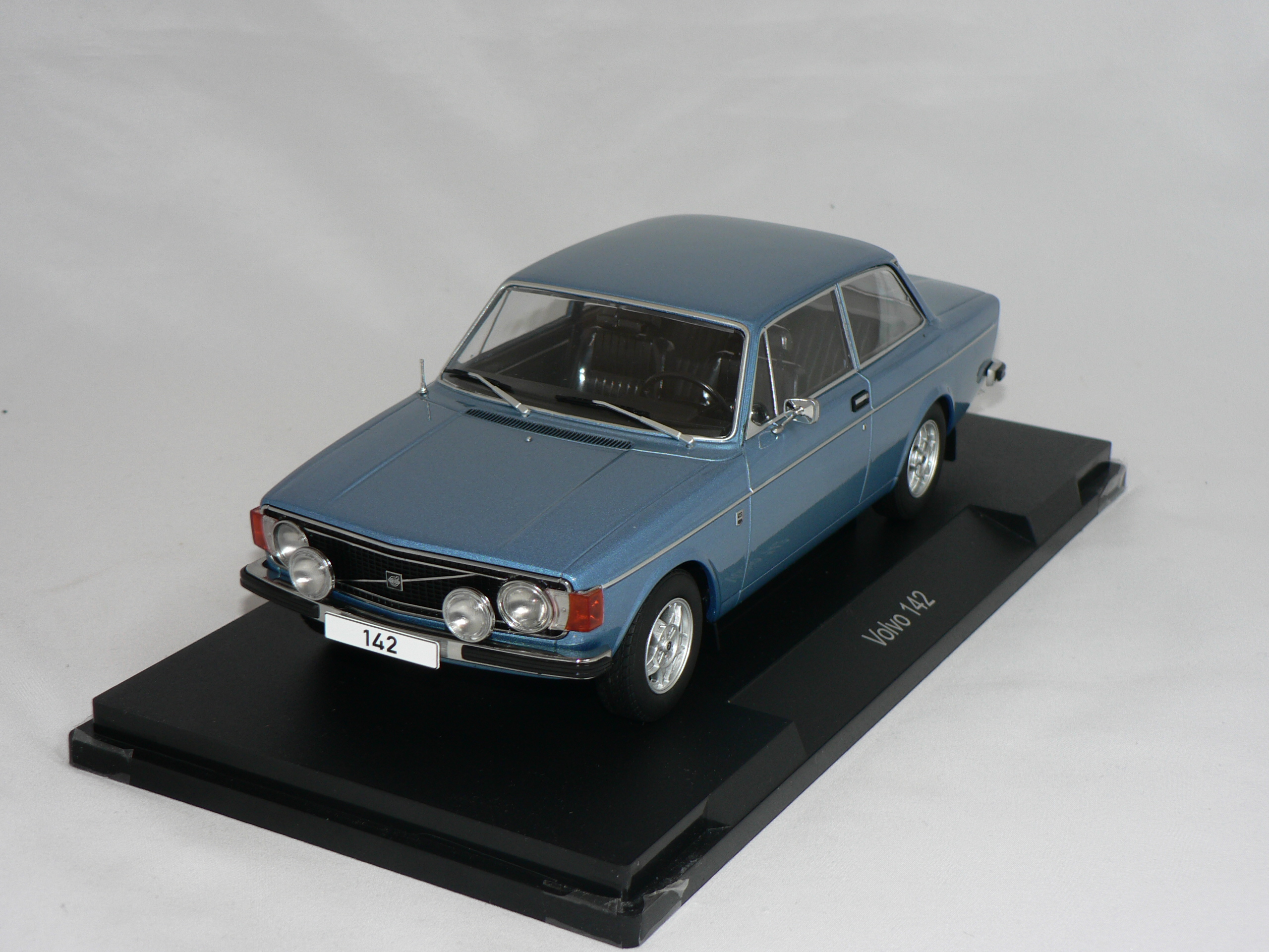 GL Modellbilar AB - Volvo 142 1973 1:18 MCG