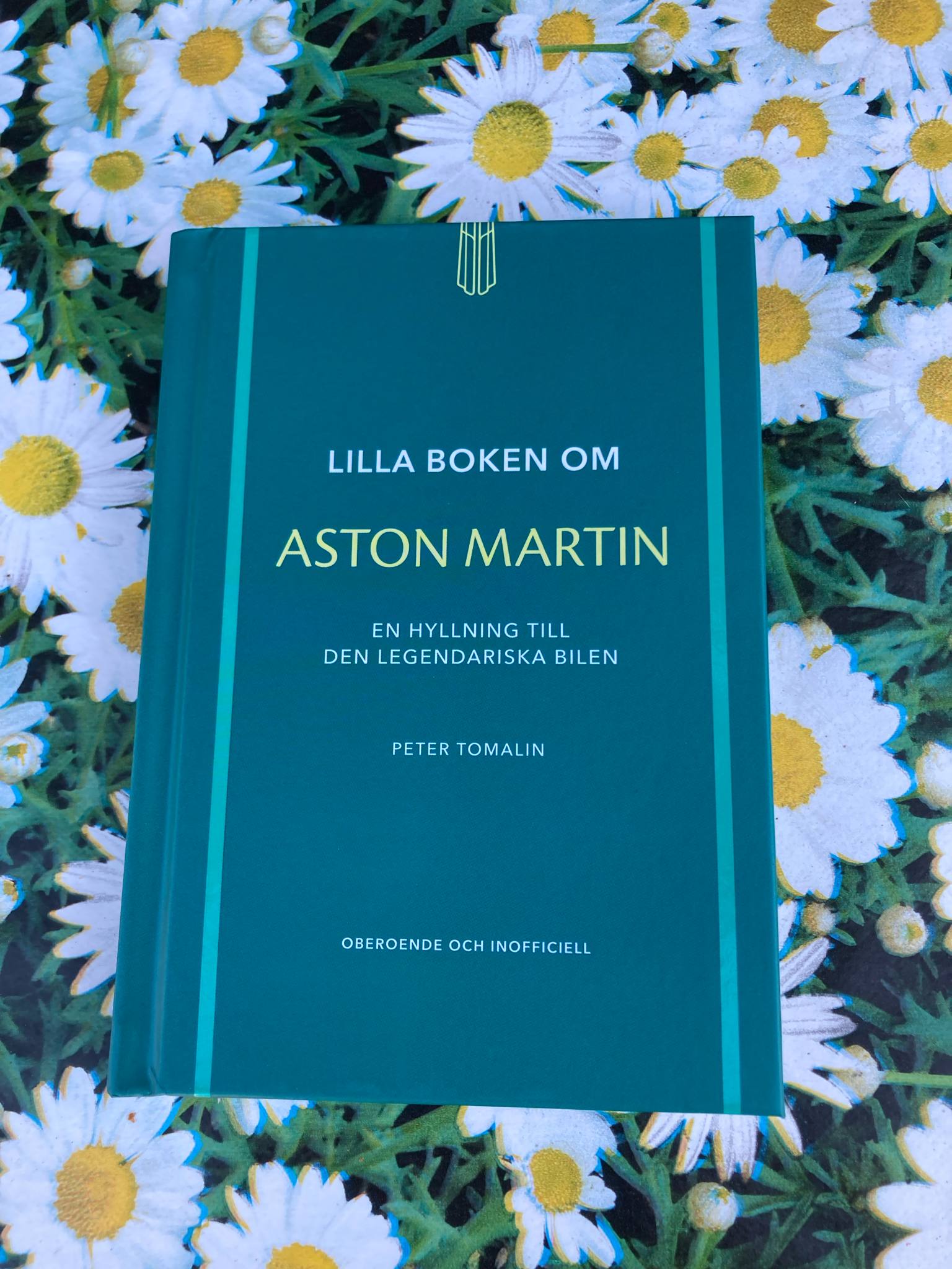 Lilla boken om Aston Martin : En hyllning till den legendariska bilen ...