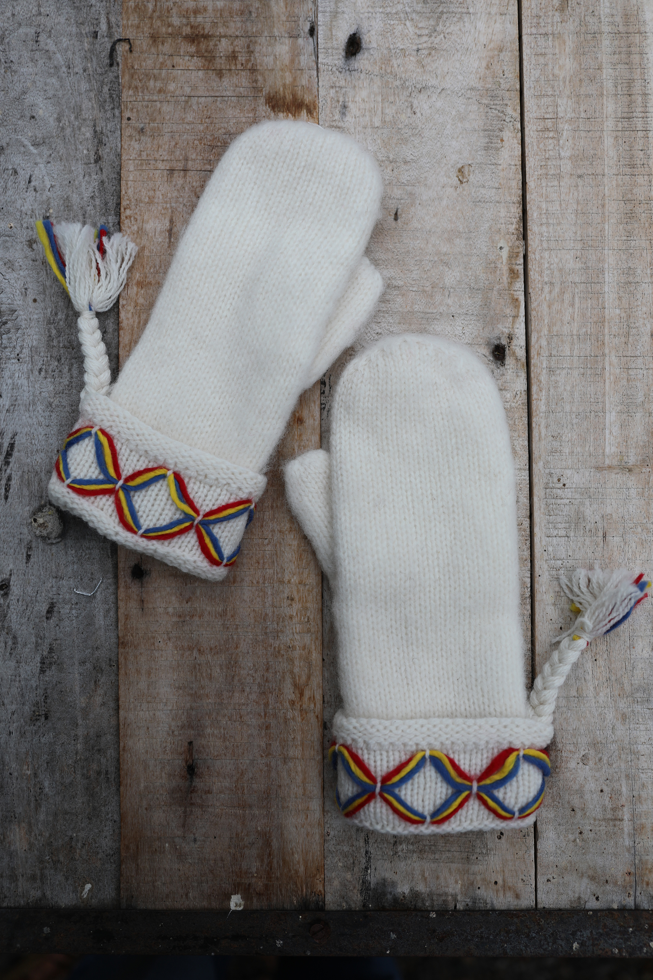 Lovely wool mittens in Scandinavian style - Bloomingshop.se