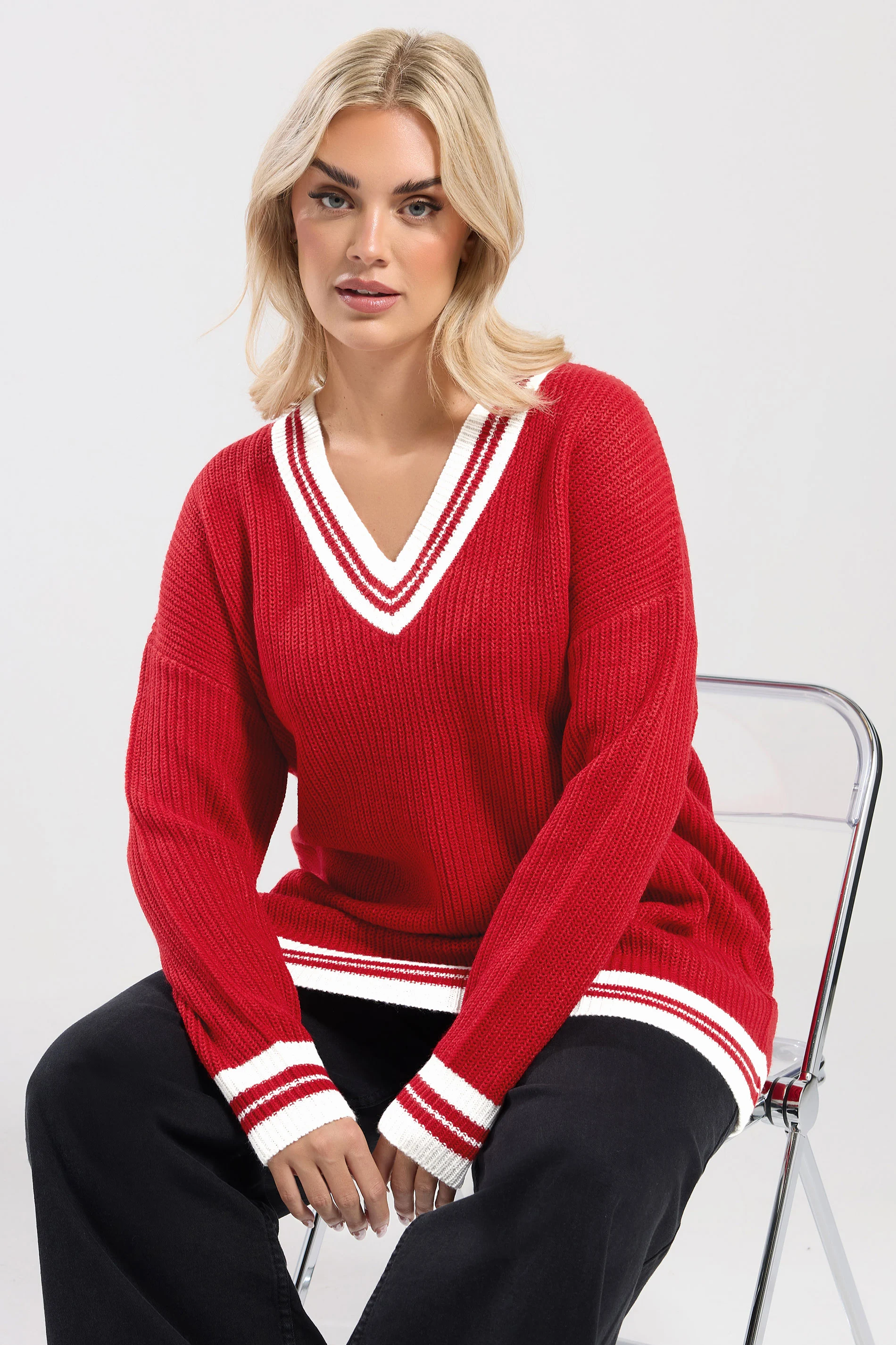 Tröja i mjukt, stickat tyg med randig kontrastsöm, röd - VKKS