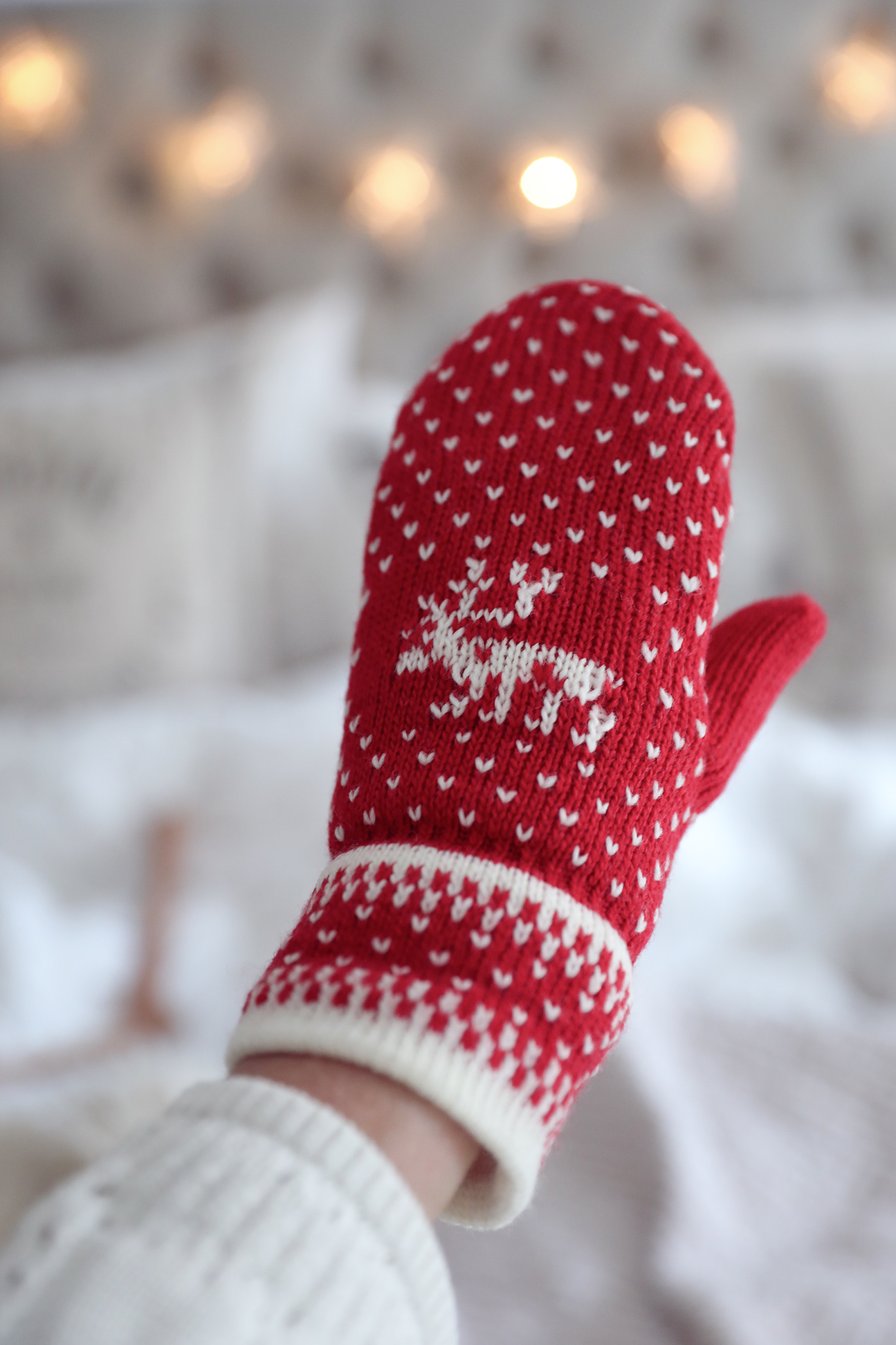 Warm wool mitten with Scandinavian reindeer pattern - Bloomingshop.se