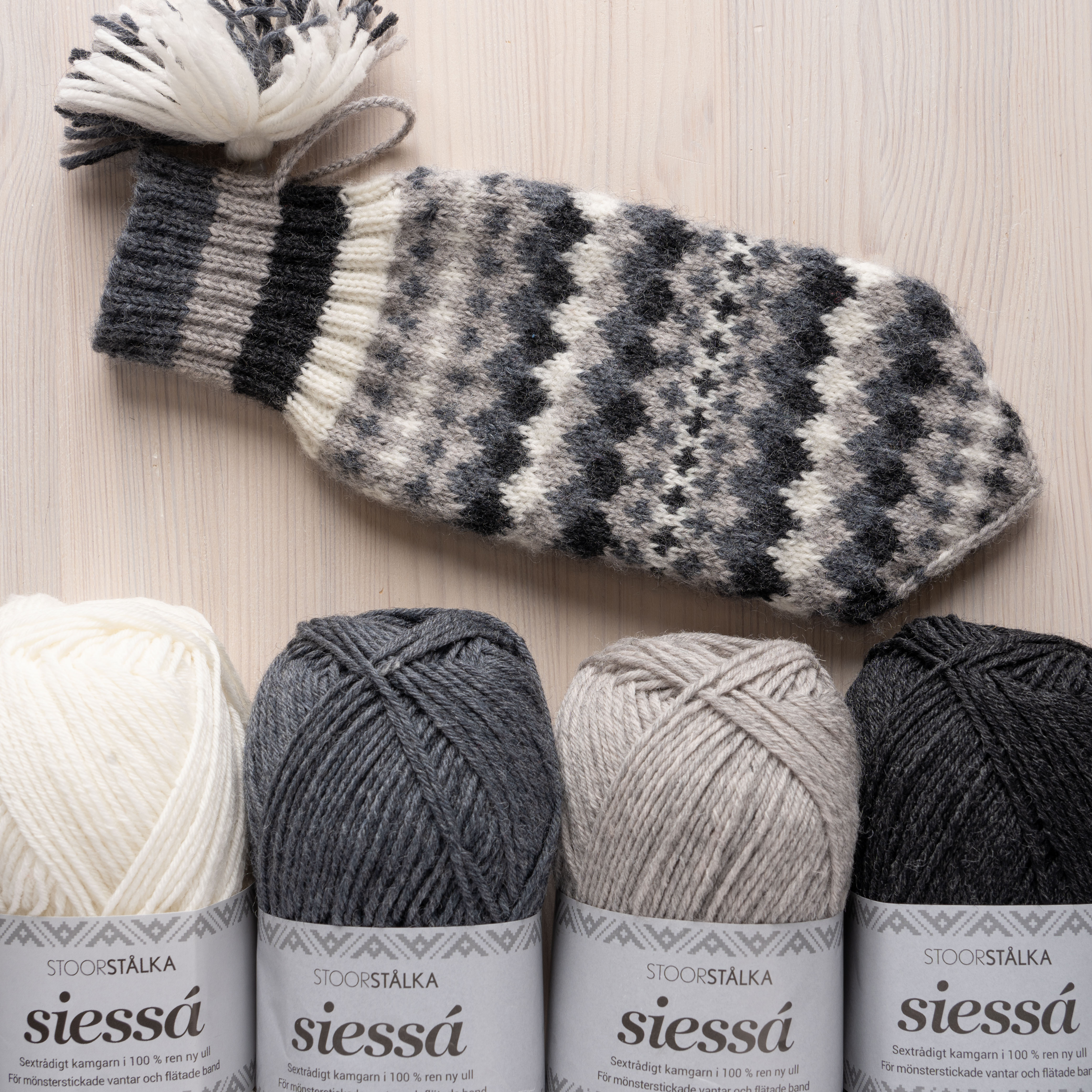 Knitting bundle mitten Grayscale Gällivare skogssameby - Stoorstålka ...