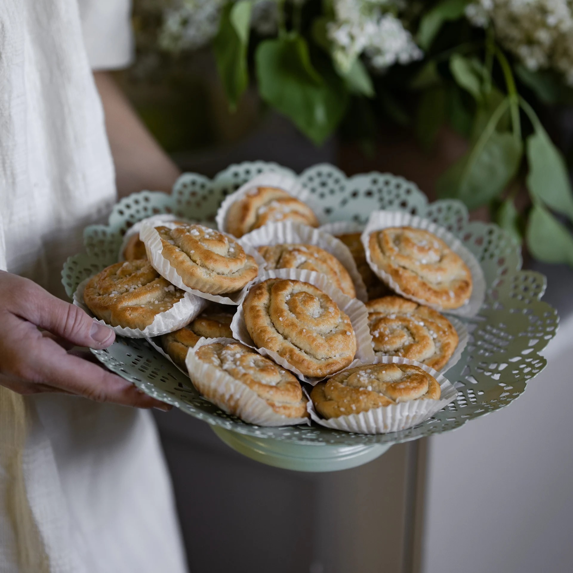 Stort fat emalj på fot snirklig kant antik grön Lantlig stil shabby ...