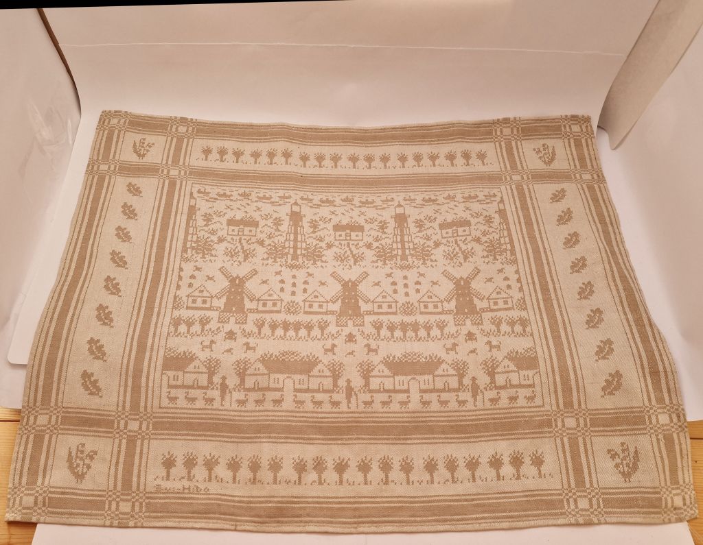 Svensson, the sisters in Loderup damask weaving - Qeptas Antika