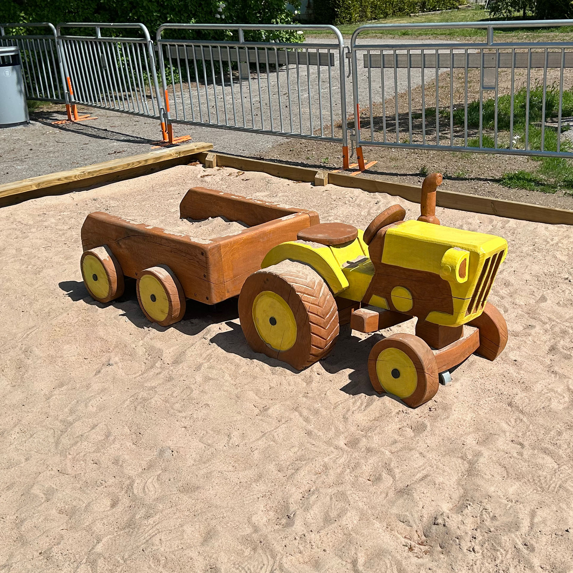 Stor traktor - Svenska Naturlekplatser AB