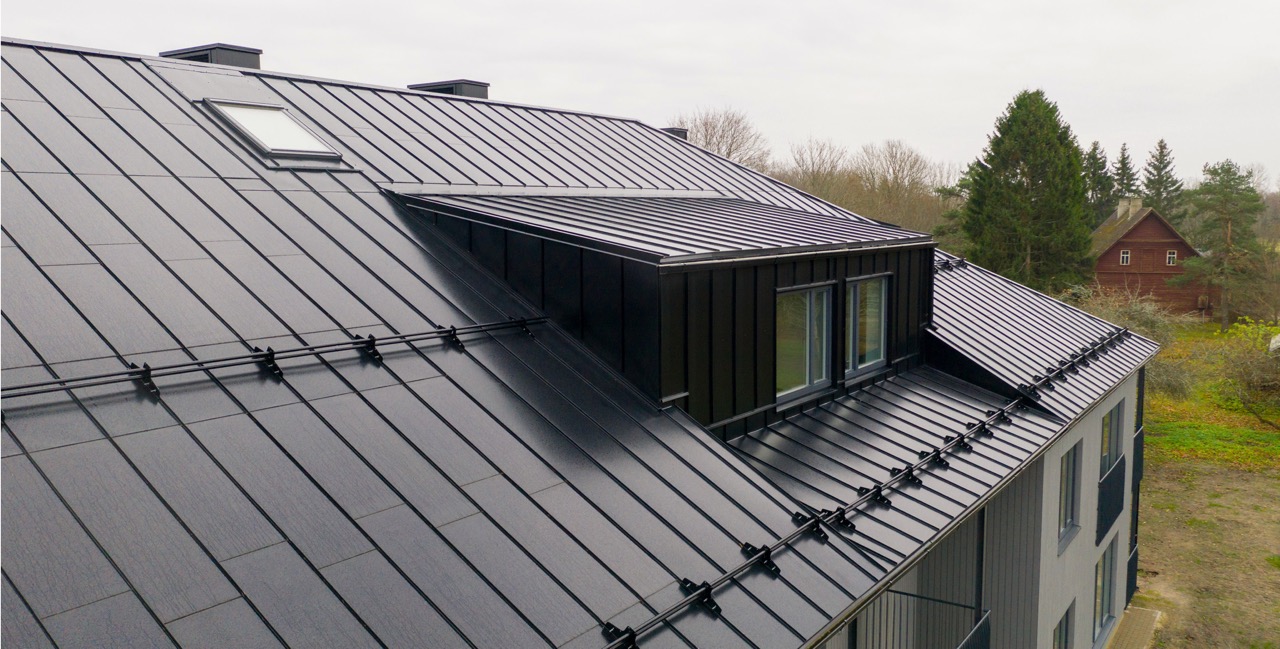 Velario® Dubbelfals med integrerade solceller - Norosteel AB