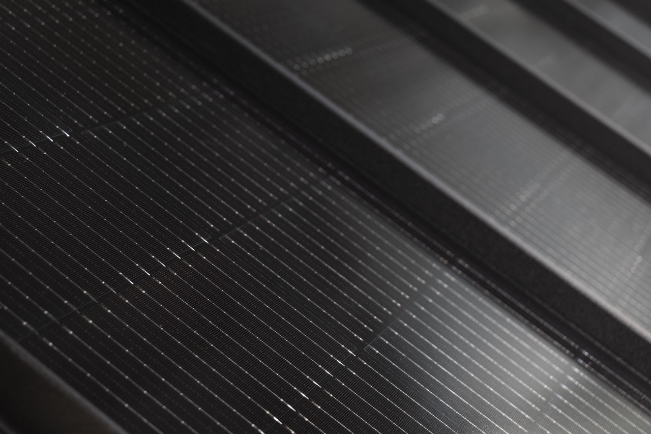 Velario® Dubbelfals med integrerade solceller - Norosteel AB