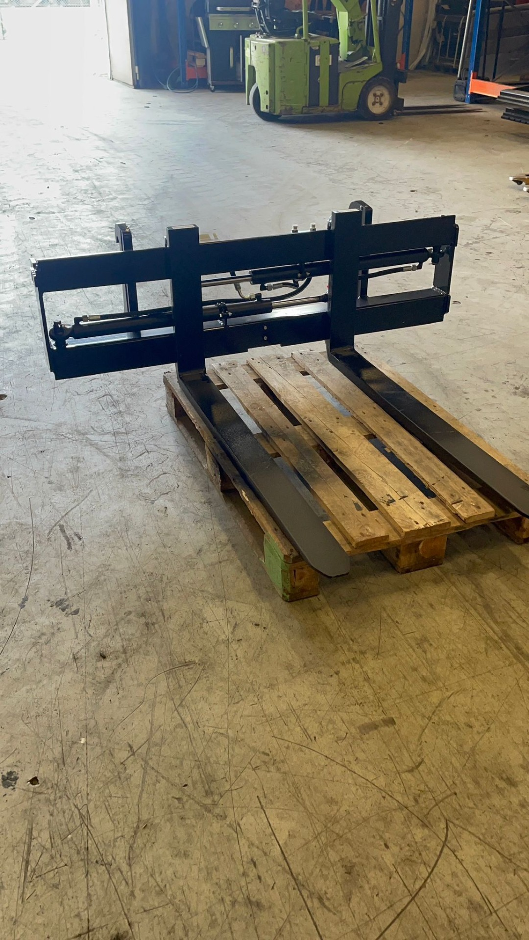 Pallgafflar 2,5 ton med hydraulisk gaffelspridning – CE-märkta & ISO ...