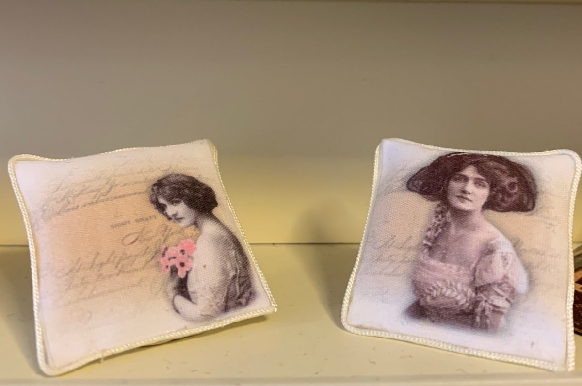 Pillow nostagi med tre kuddar- kit from Minimi's - Miniatyrskatt AB