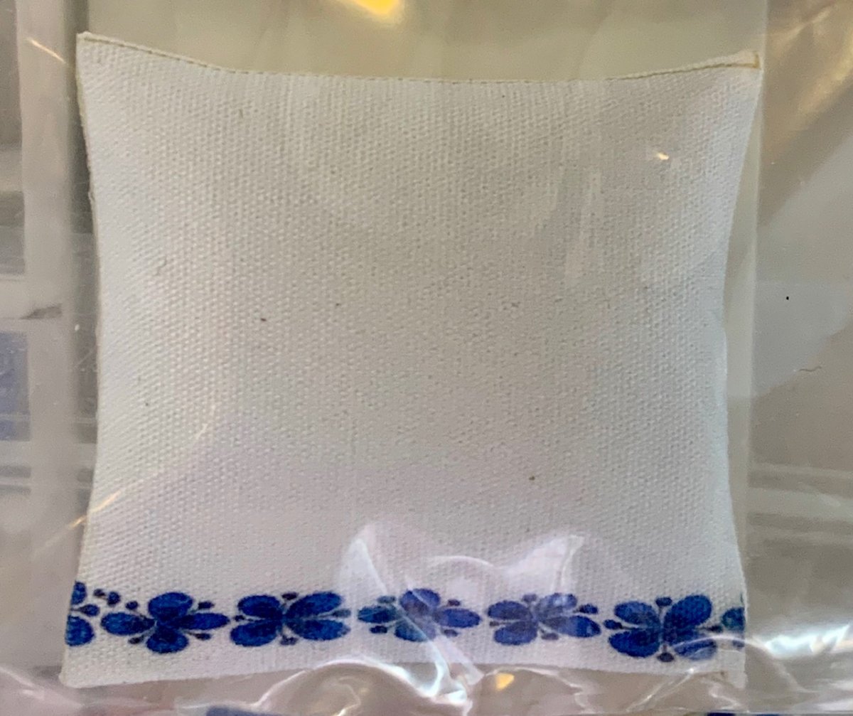 Pillow Blåa blommor 1- kit from Minimi's - Miniatyrskatt AB