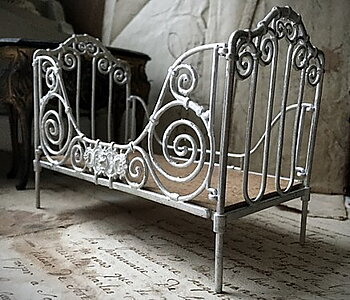 Alison Davies Miniatures - Miniatyrskatt AB