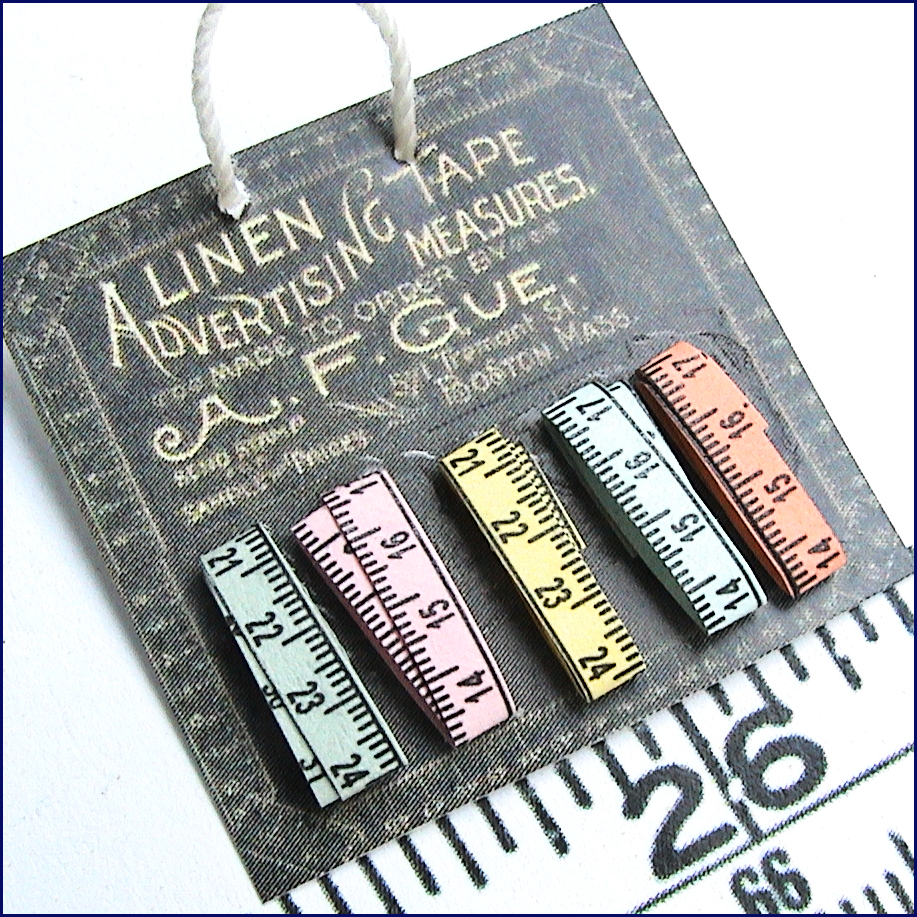 Display med måttband - från Valerie Claire Miniatures - Miniatyrskatt AB