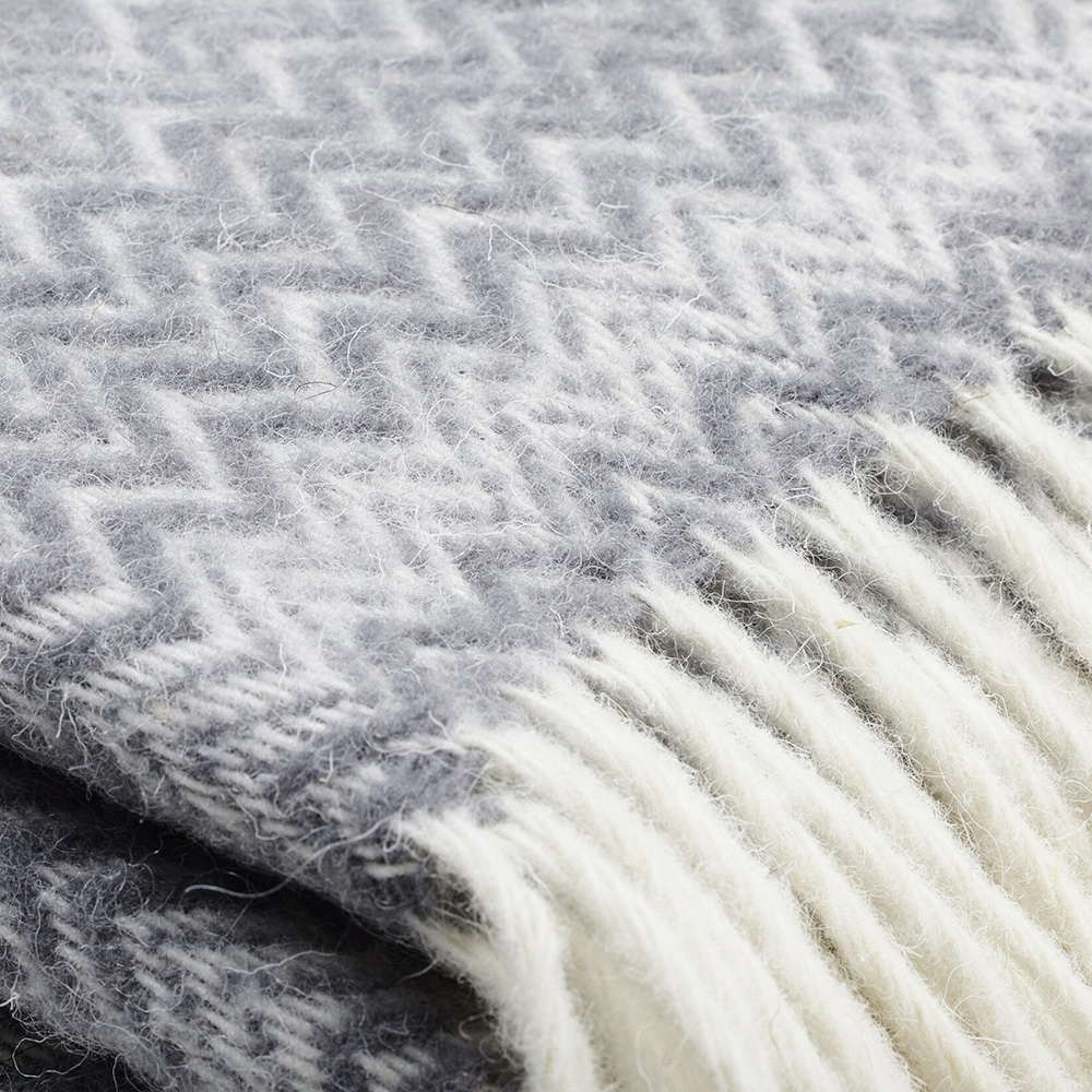 Ullpläd från Ylleverket. Fiskben, Gråblå - Universitetsbutiken vid ...