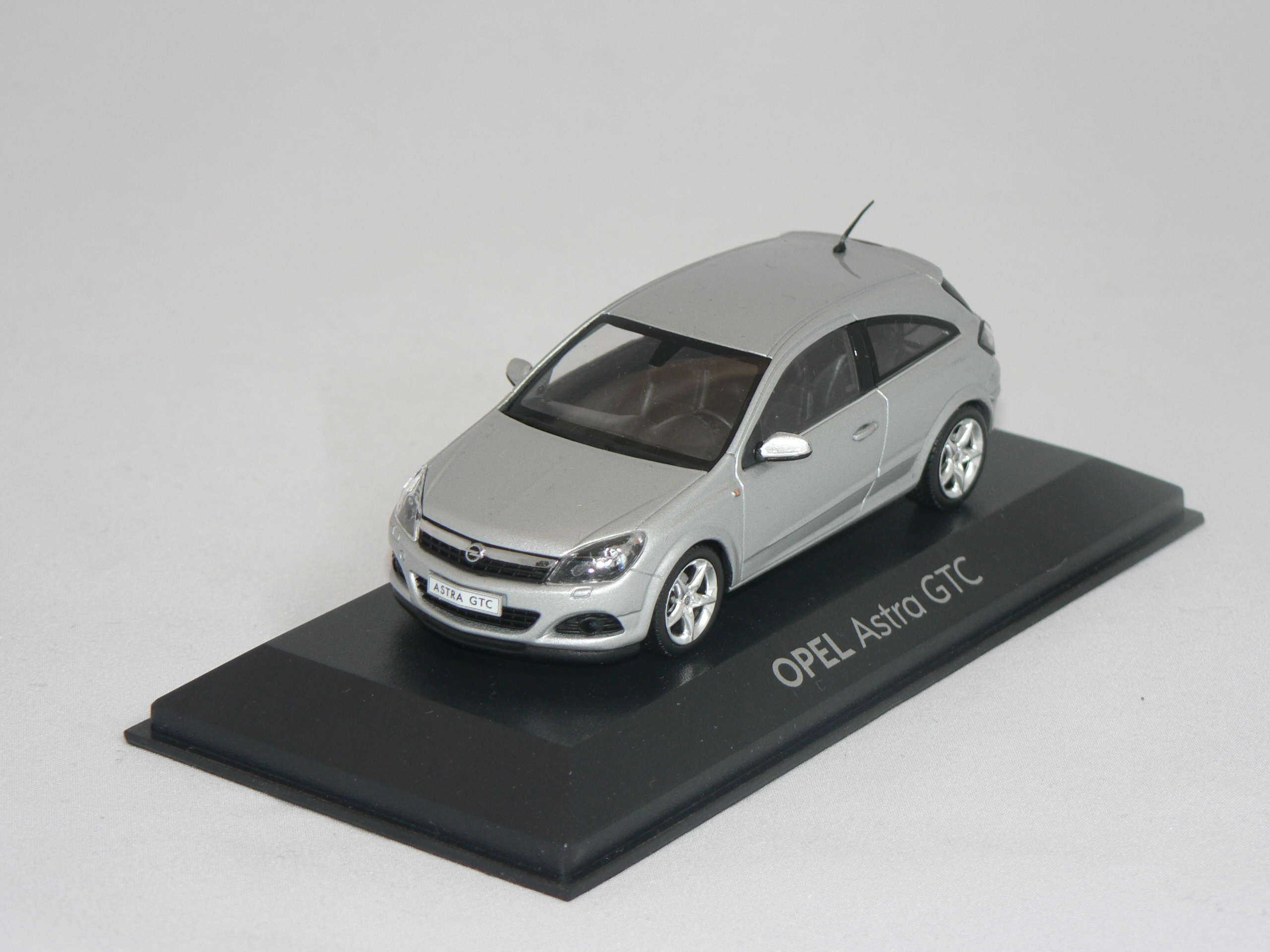 GL Modellbilar AB - Opel Astra GTC 1:43 Minichamps