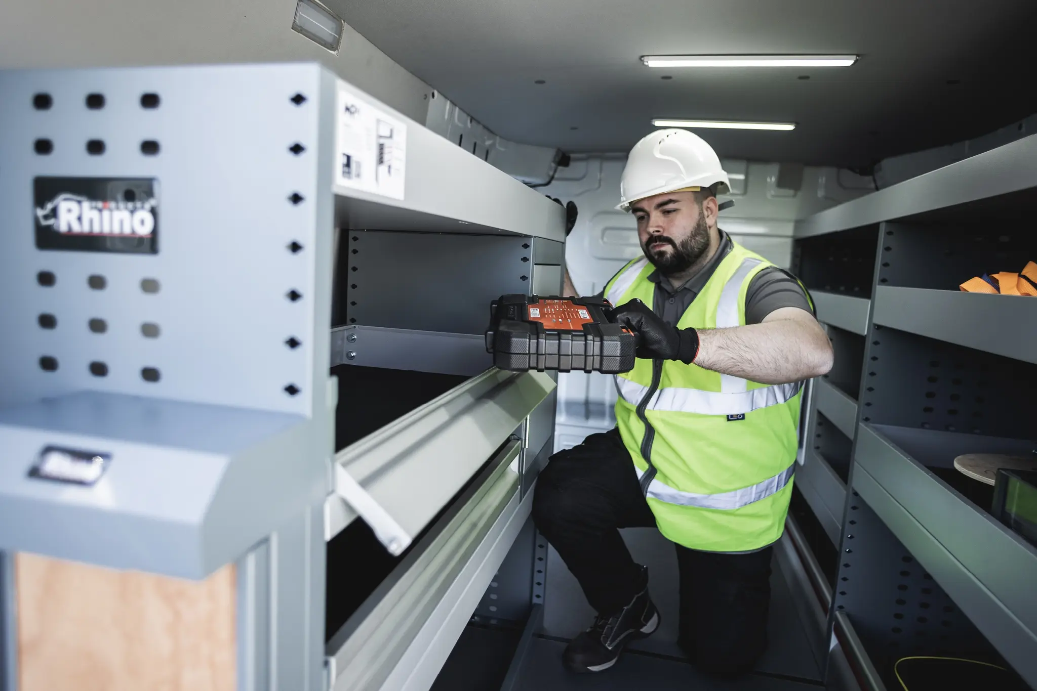 MR4 bilinredning hyllor och utdragbara lådor Ford Courier 2023- - Rhino Products webshop - Sverige