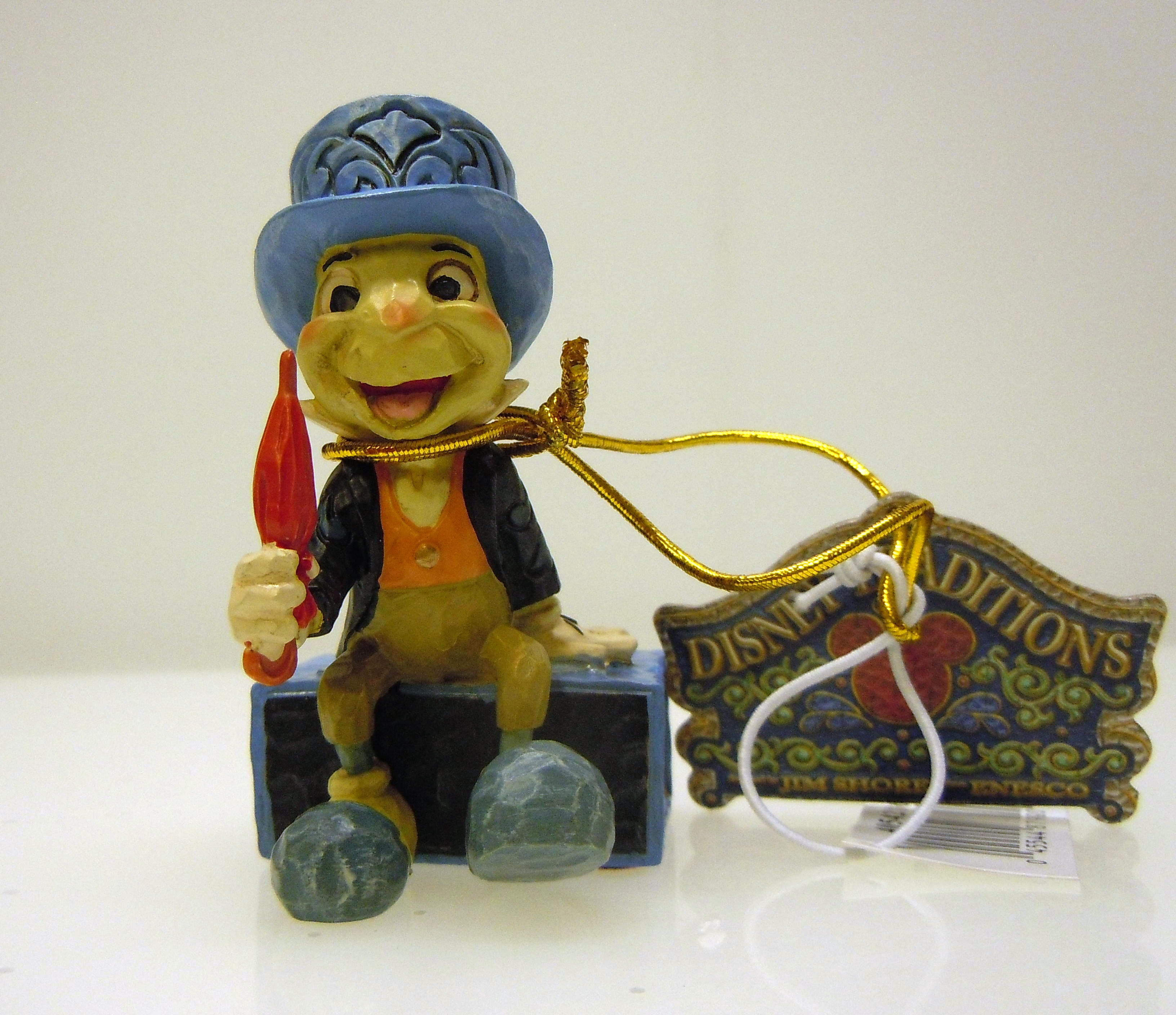 Benjamin Syrsa av Jim Shore - Domestic Present & JanKer Ridsport