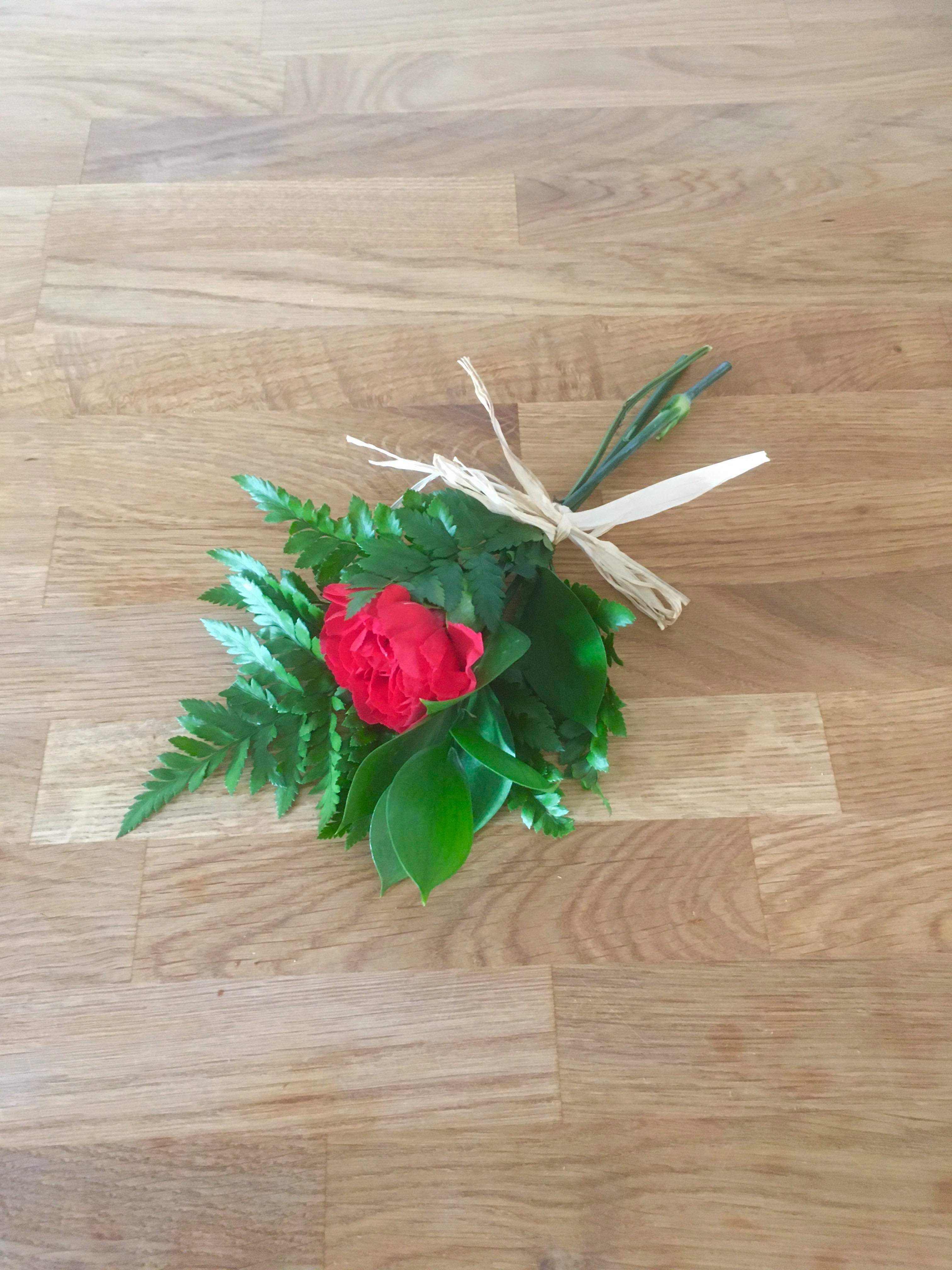 Handbukett begravning med nejlika - nr 611 - Ljuvablommor.se’s butik