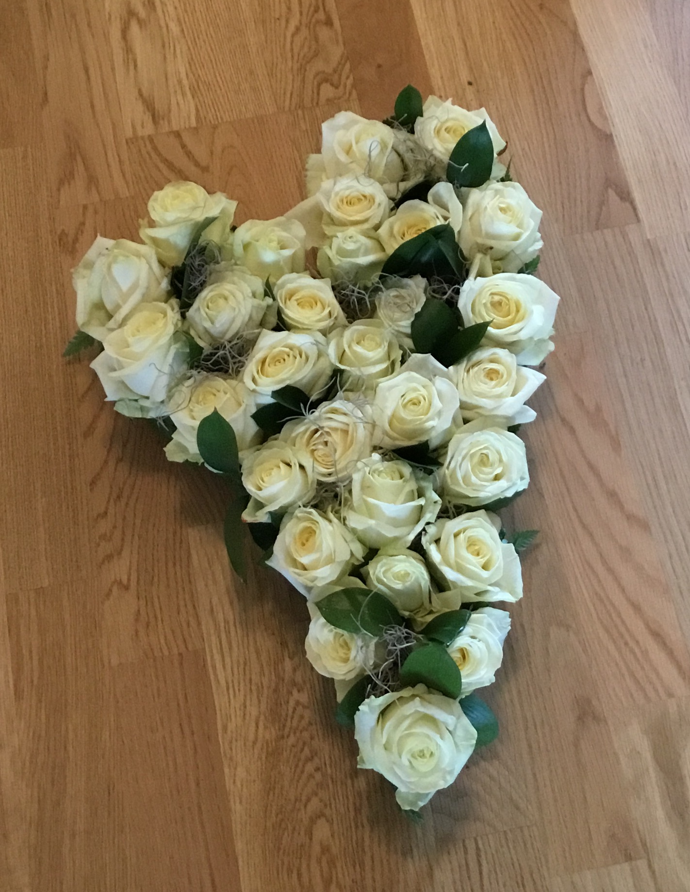 Begravningsblomma - begravningshjärta böjt med vita rosor - nr 213 - Ljuvablommor.se’s butik