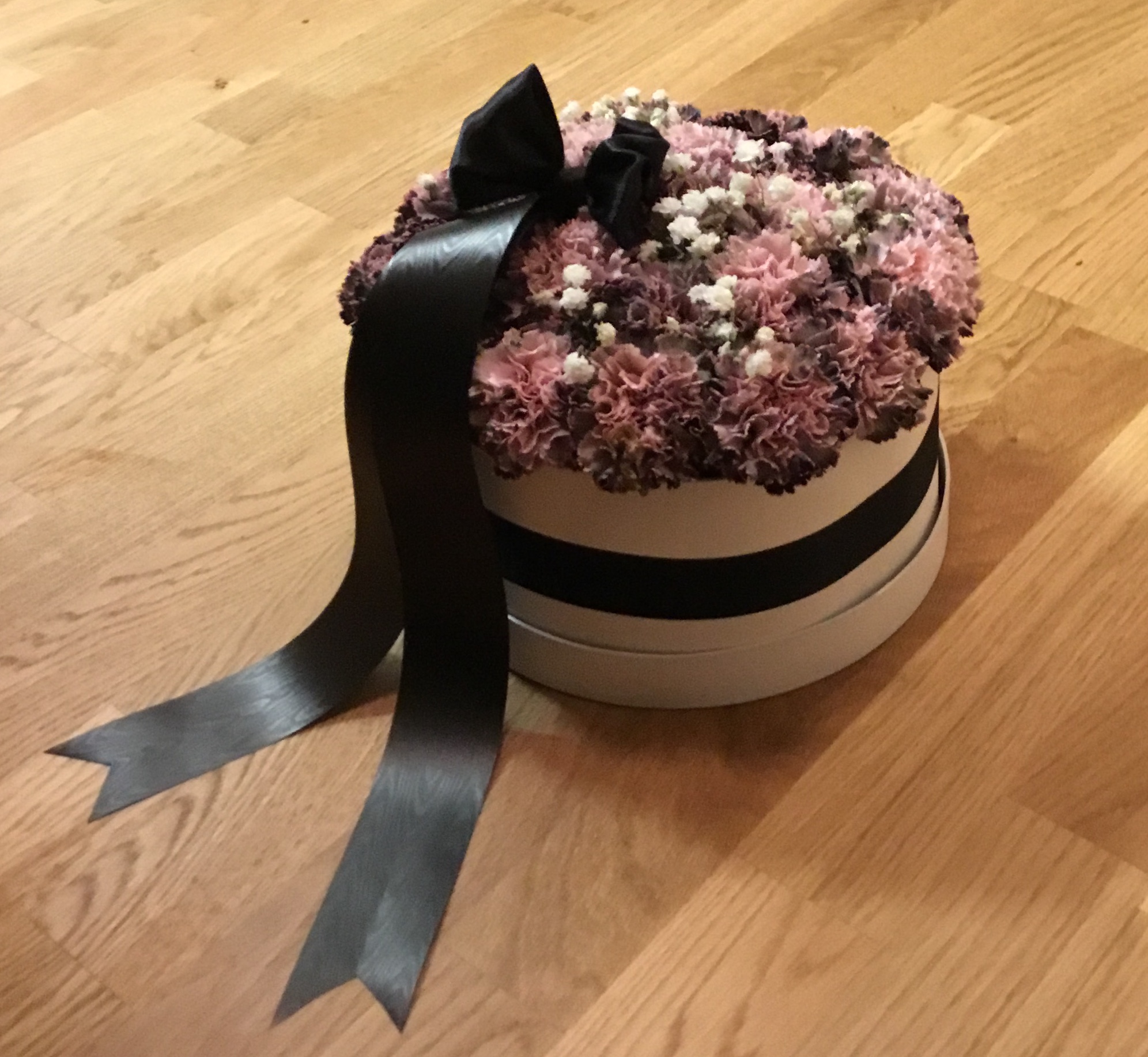 Blomsterdekoration vit box med VIP nejlika - nr 314 - Ljuvablommor.se’s ...